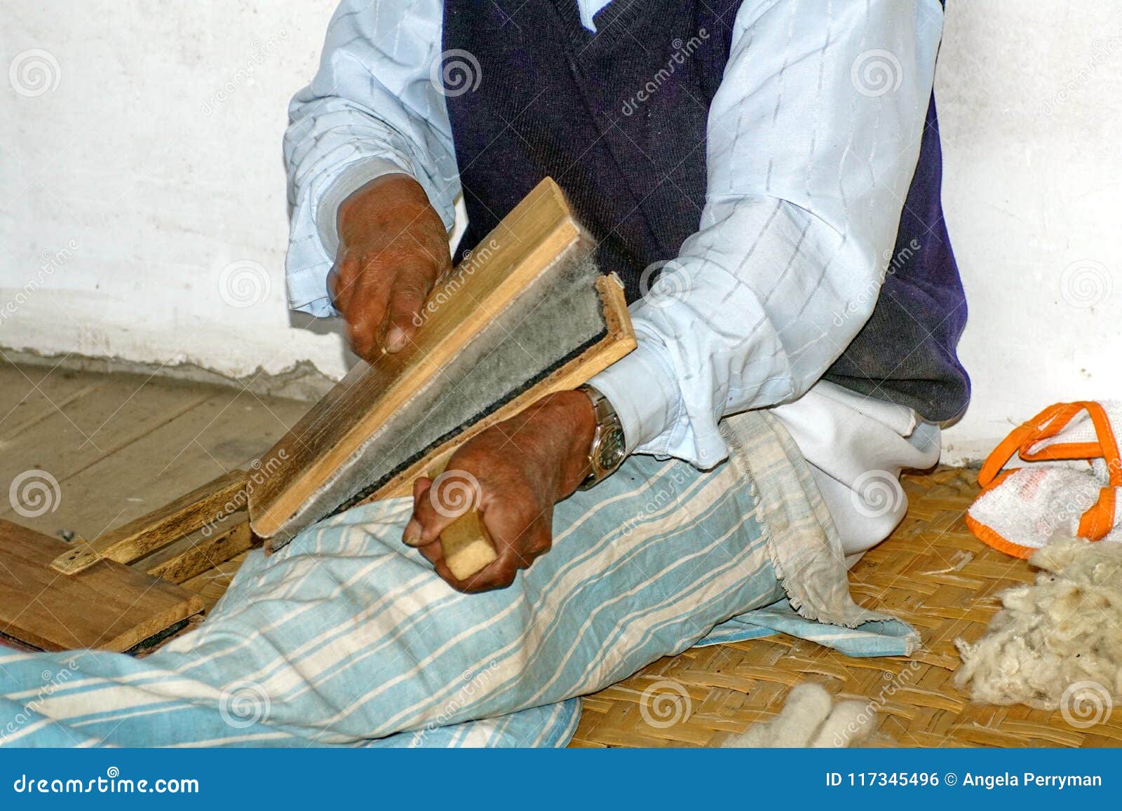 Manos De Un Tejedor Mayor En Ecuador Foto de archivo - Imagen de manos ...