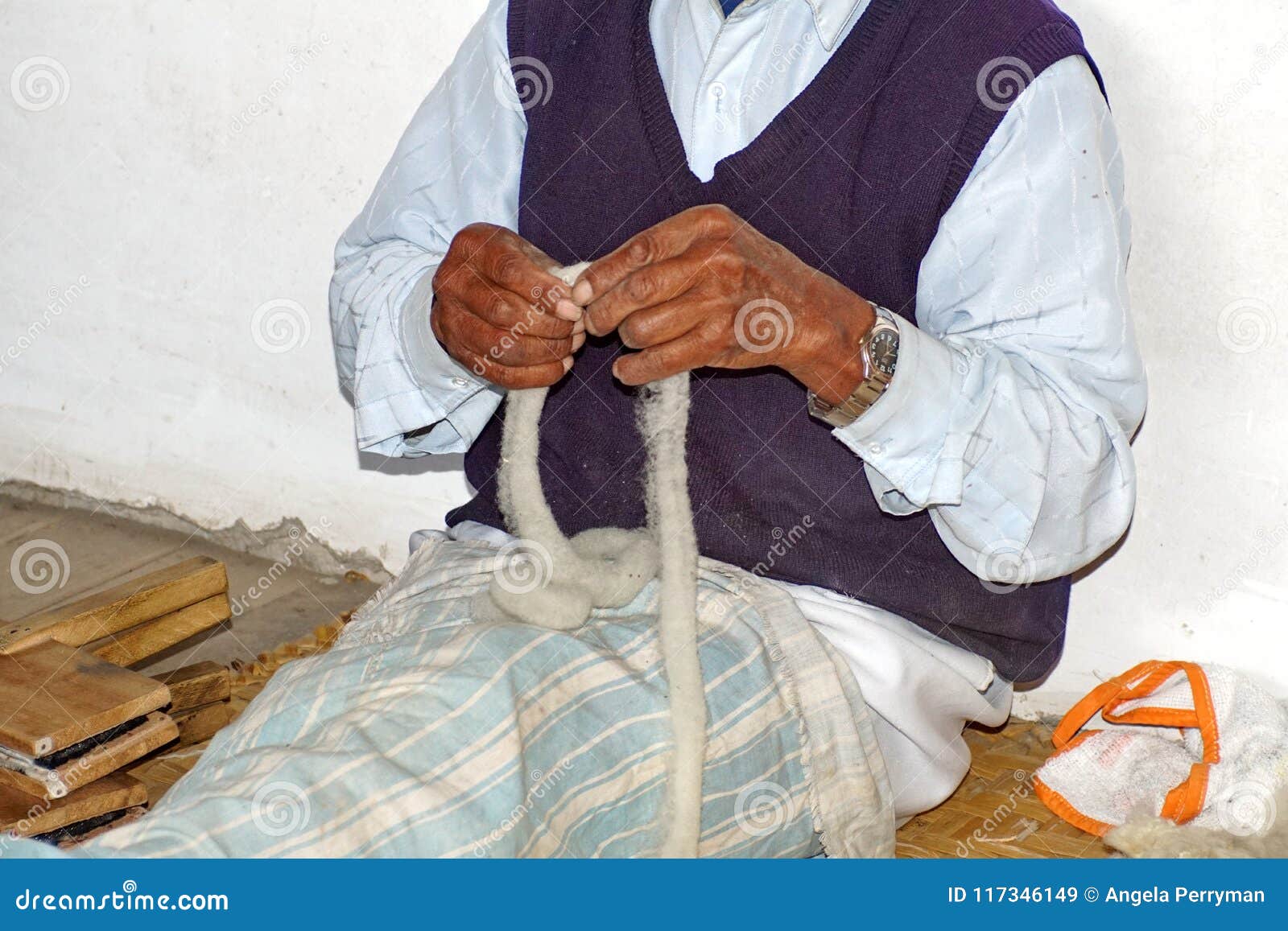 Manos De Un Tejedor Mayor En Ecuador Imagen de archivo - Imagen de hilo ...