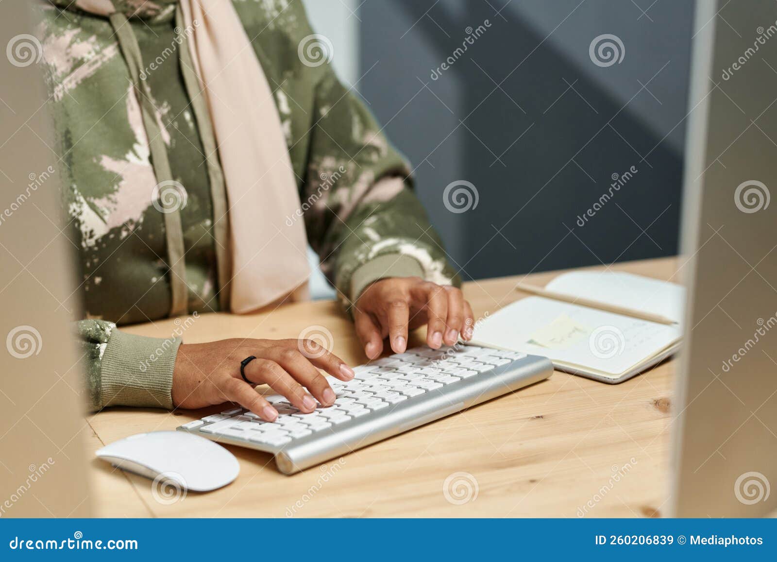 Manos De Una Joven Empresaria Musulmana En Uso Casual Tecleando En El ... Manos De Una Joven Empresaria Musulmana En Uso Casual Tecleando En El ...