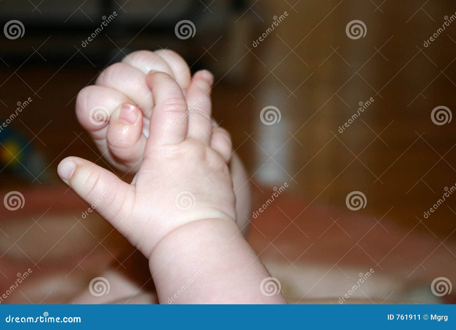 Manos del bebé imagen de archivo. Imagen de agarrarse, cierre - 761911