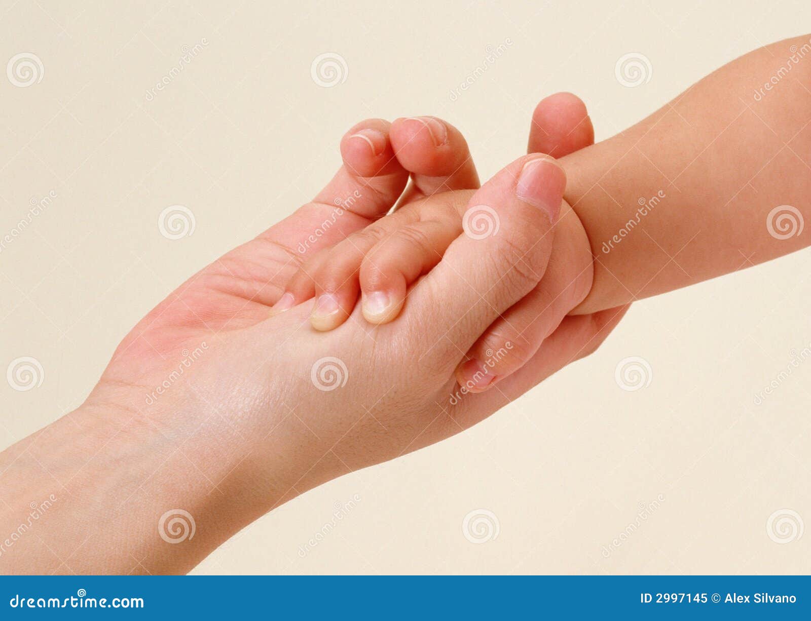 Manos Del Bebé Y De La Madre Imagen de archivo - Imagen de brazo, dedo ...