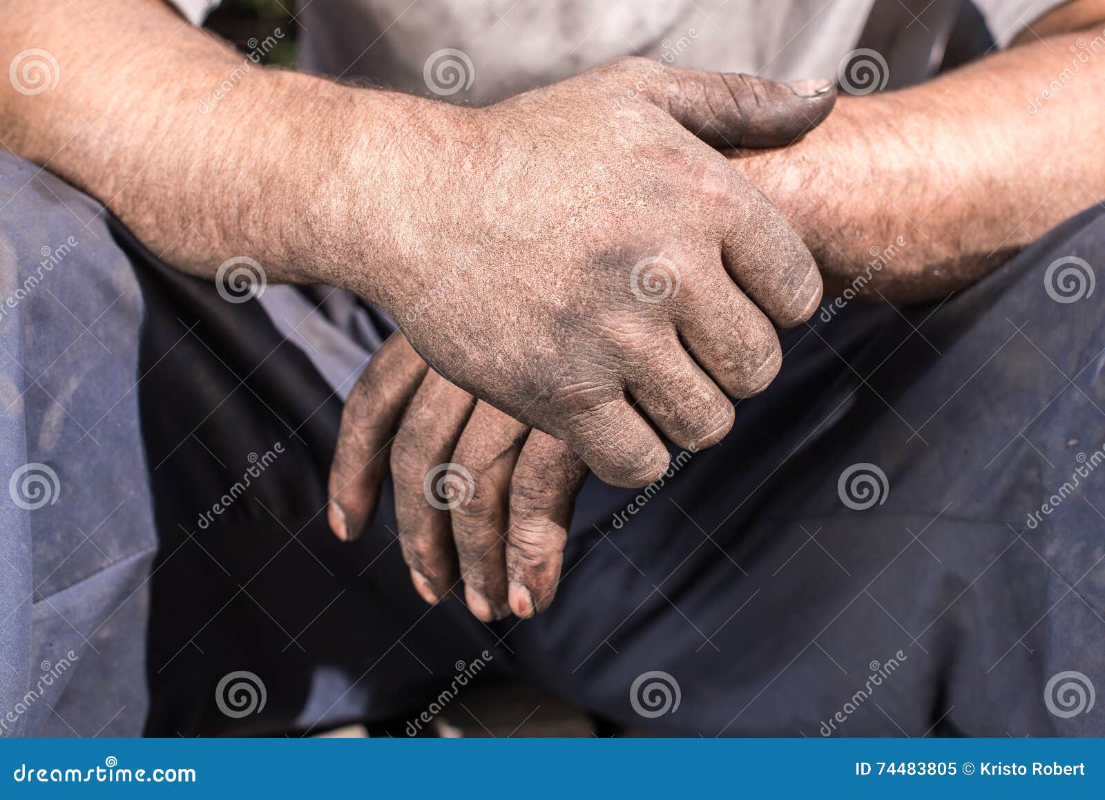 Manos del trabajador imagen de archivo. Imagen de mano - 74483805