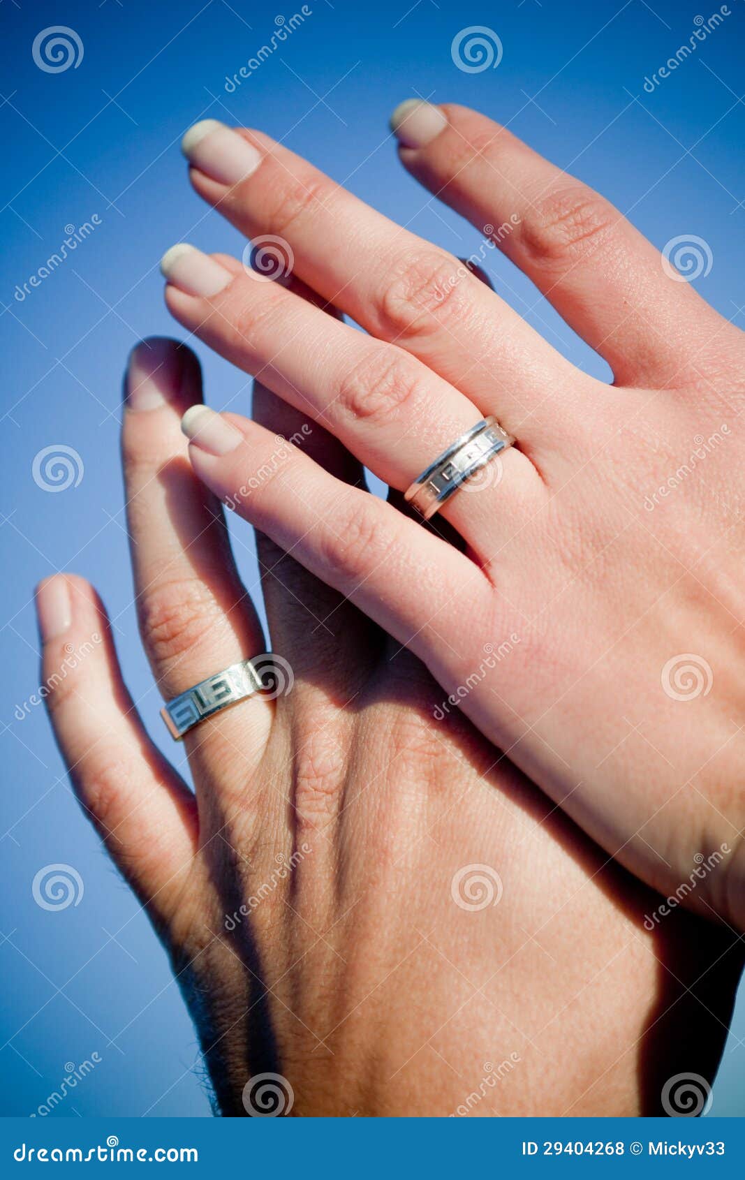 Manos Y Anillos De Bodas Fotos De Stock - Download 6,368 Fotos Libres ...