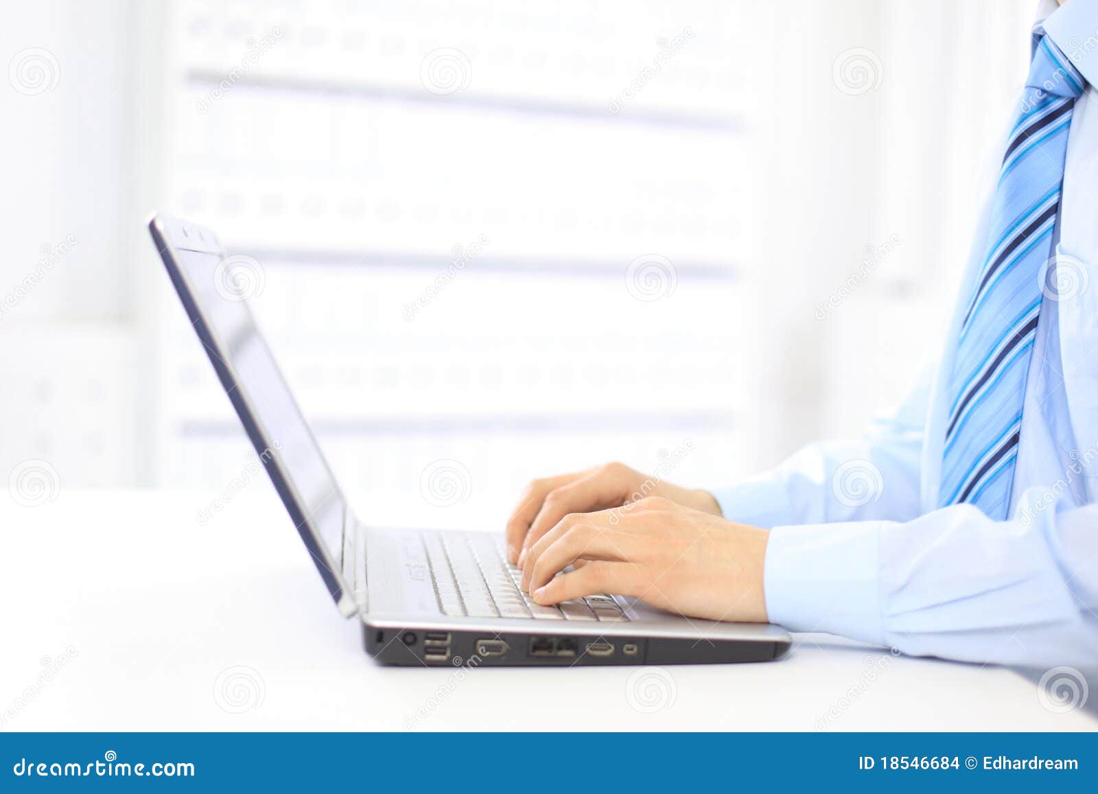 Manos En El Cuaderno, Trabajando Foto de archivo - Imagen de apretar ...