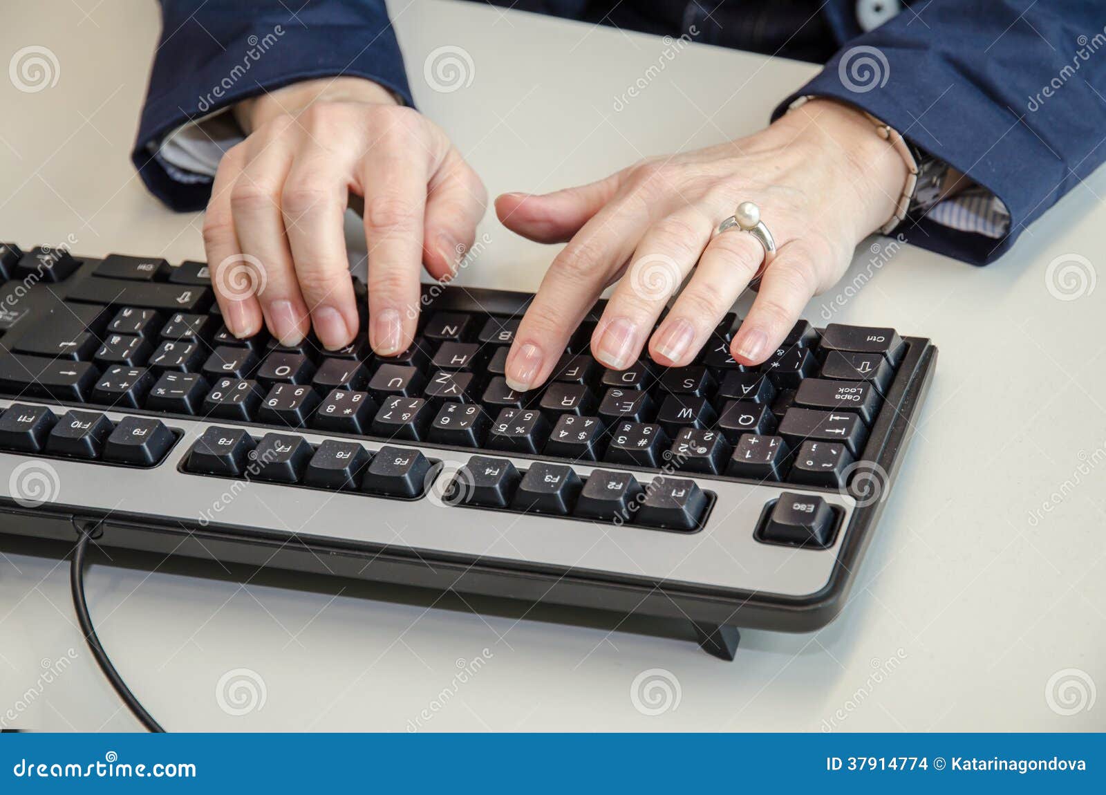 Manos en el teclado foto de archivo. Imagen de equipo - 37914774