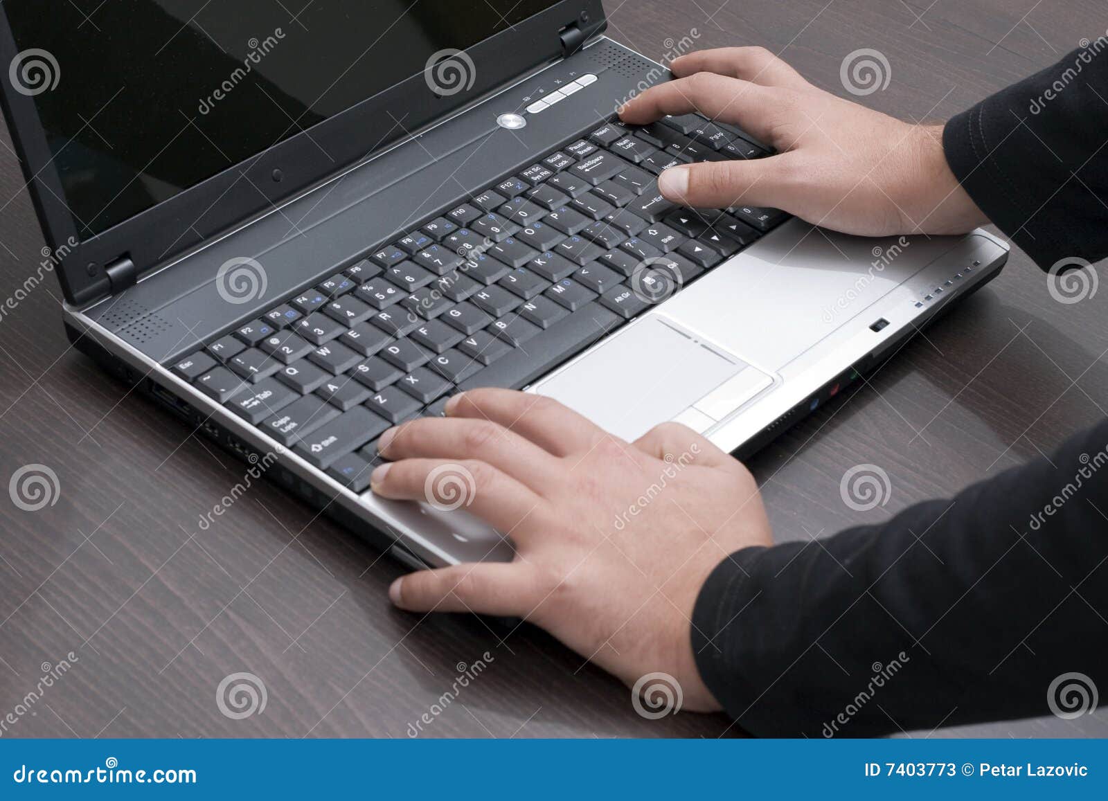 Manos En El Teclado De La Computadora Portátil Imagen de archivo ...