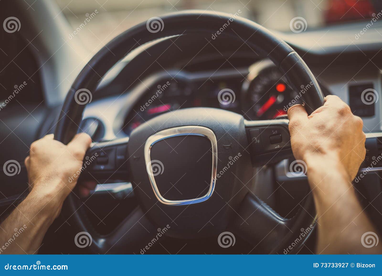 Manos en el volante imagen de archivo. Imagen de mano - 73733927