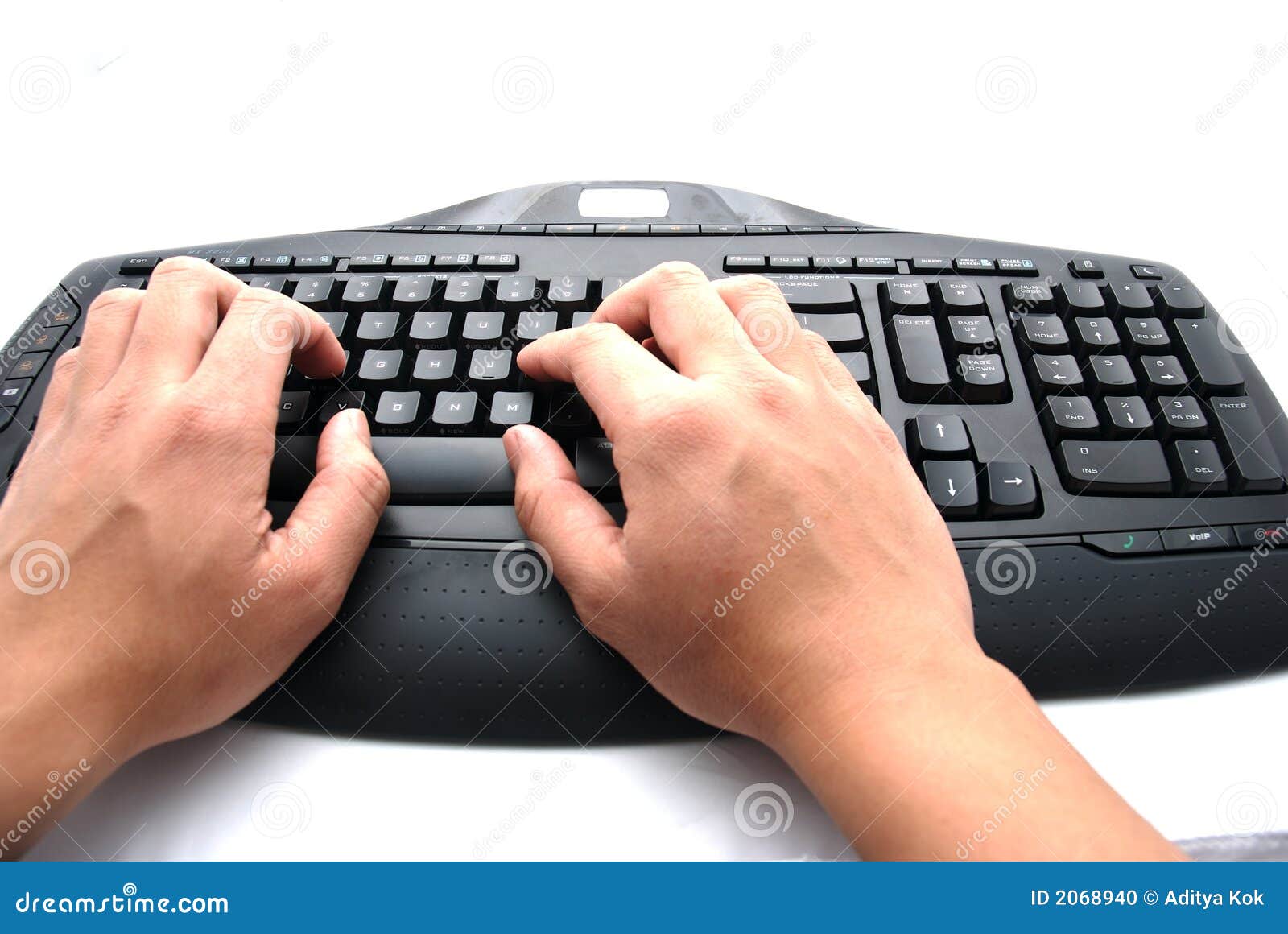 Manos en un teclado foto de archivo. Imagen de carta, objeto - 2068940