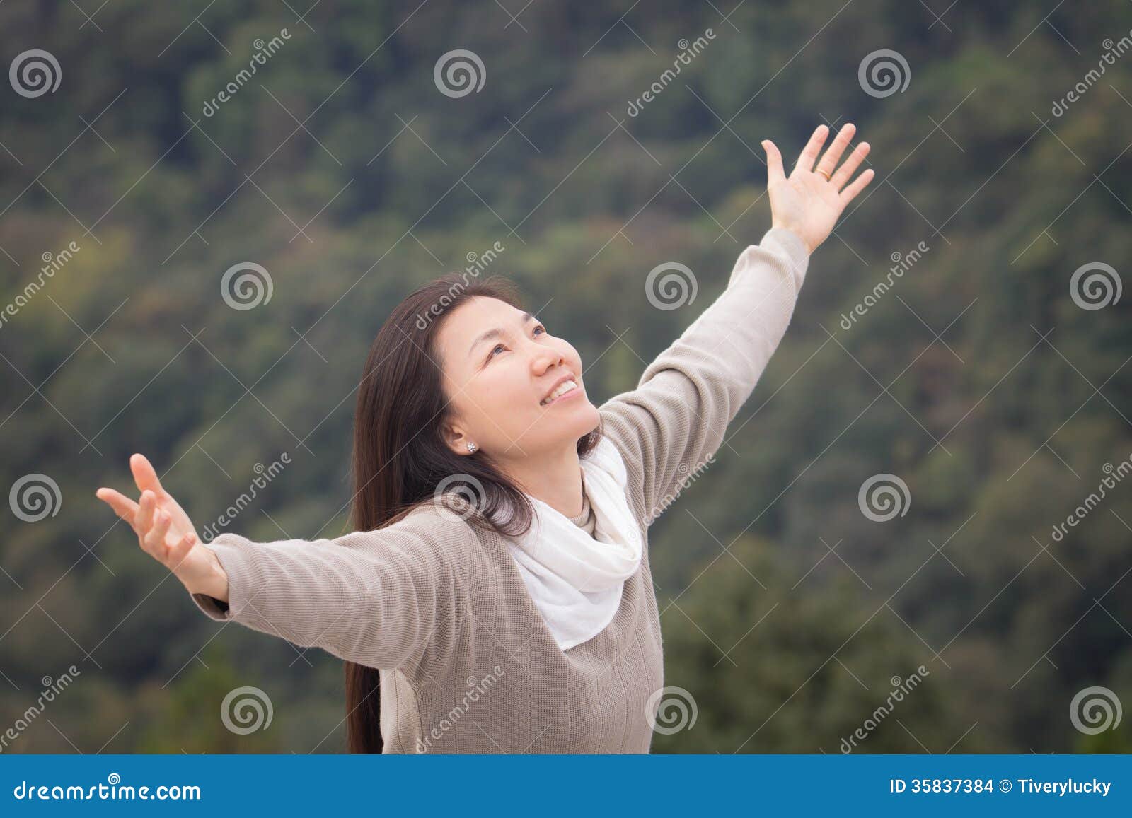 Manos Extendidas De La Mujer Foto de archivo - Imagen de hembra, mano ...