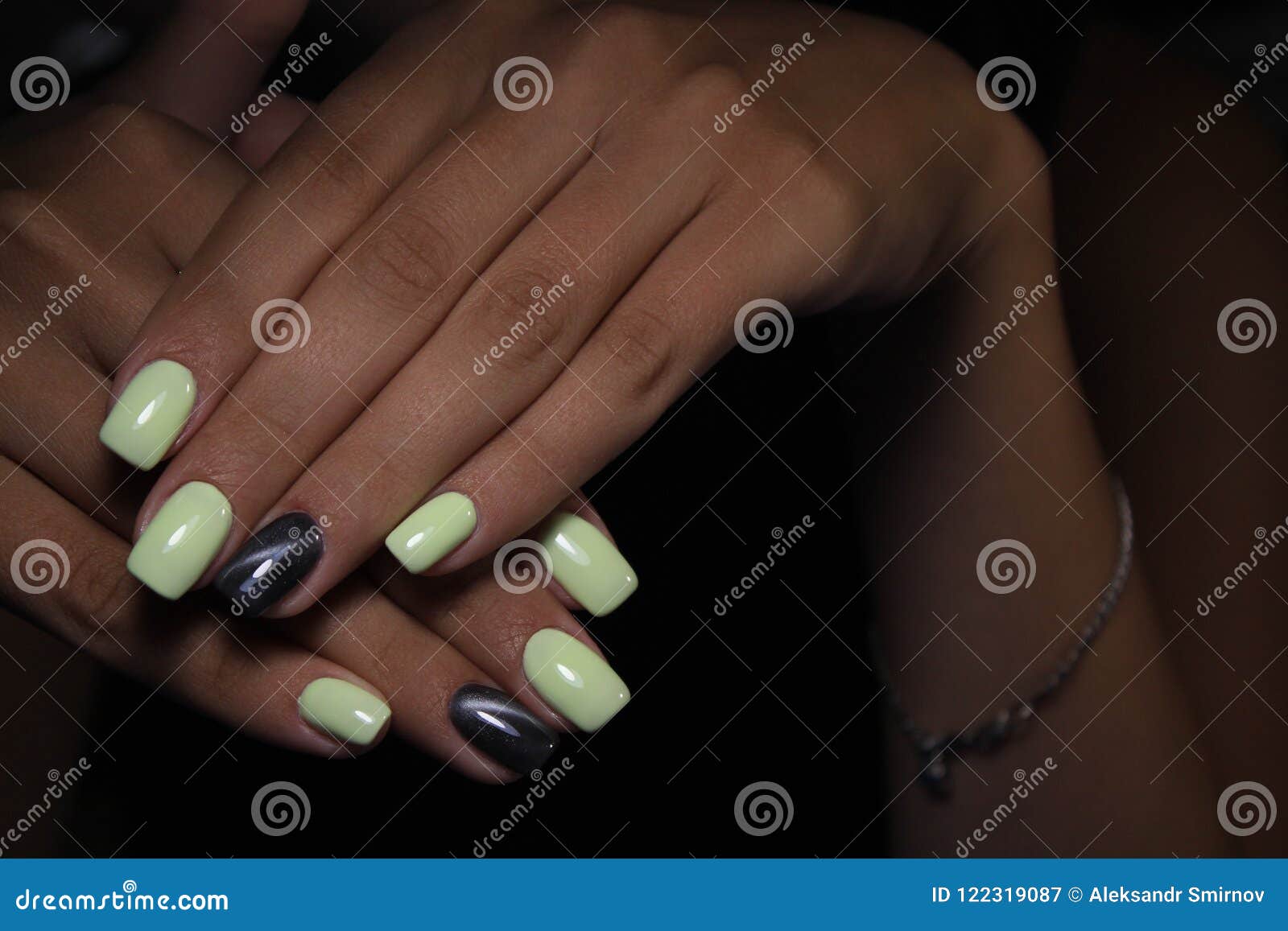 Manos femeninas hermosas imagen de archivo. Imagen de tratamiento ...