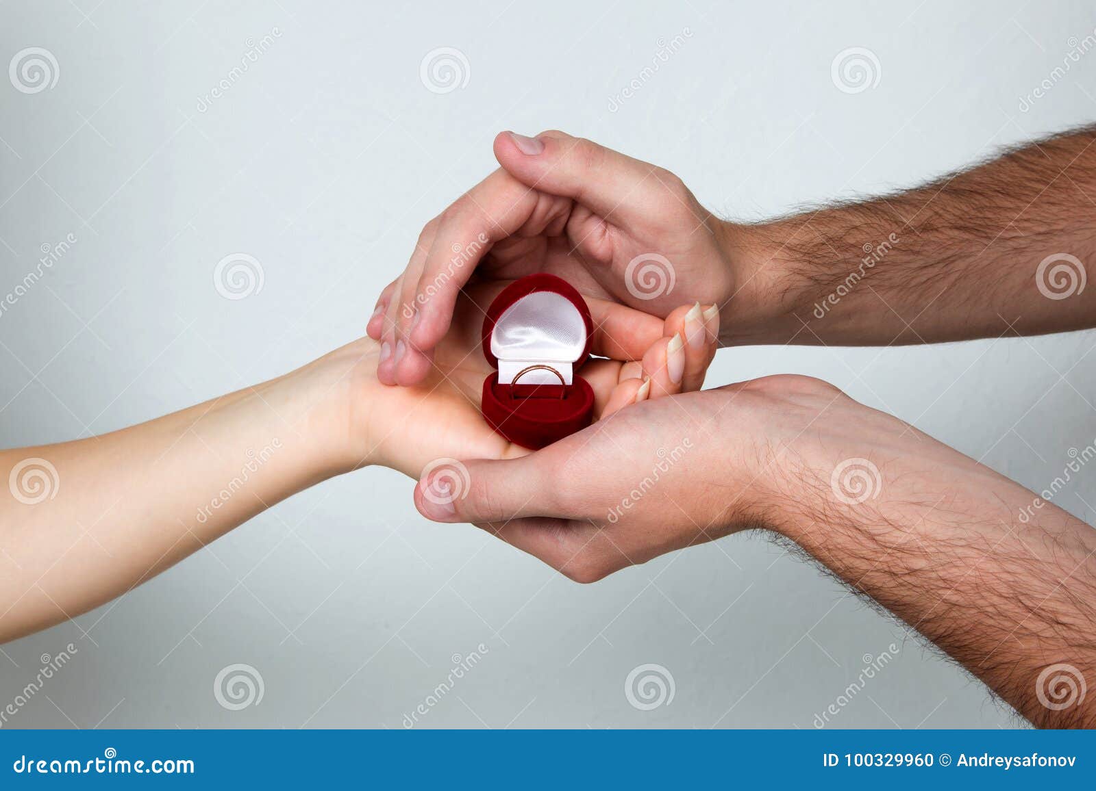 Manos Femeninas Y Masculinas Que Sostienen La Caja Del Anillo Foto De