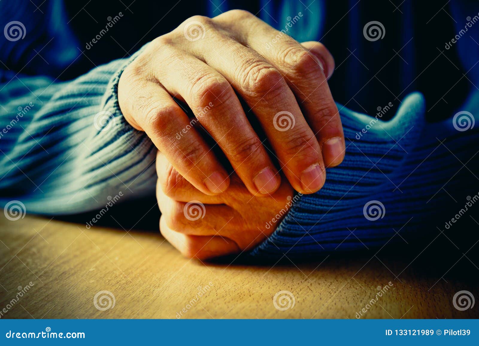 Manos frías imagen de archivo. Imagen de pobre, gente - 133121989