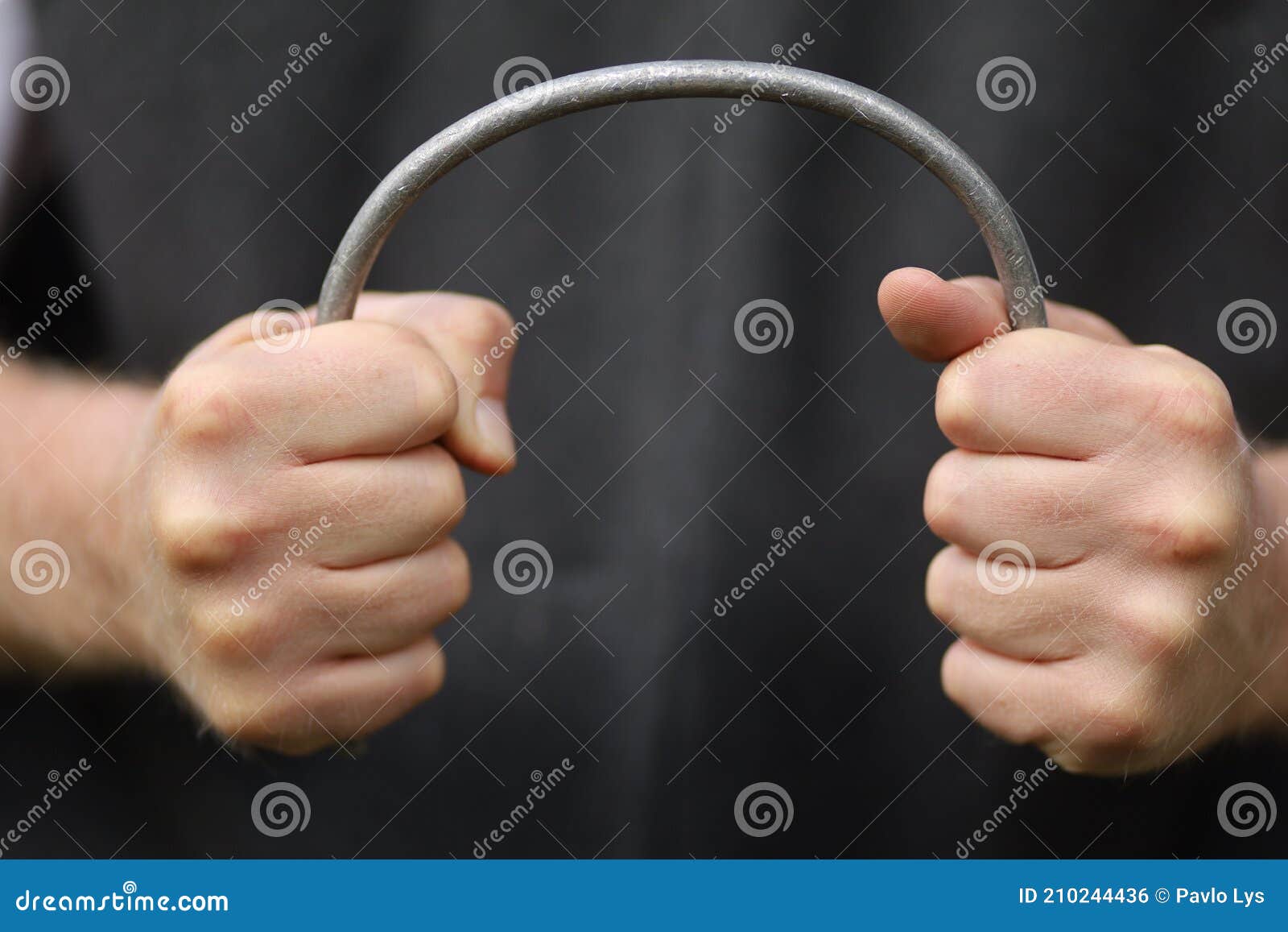Manos Fuertes Doblan Una Varilla De Metal Foto de archivo - Imagen de ...