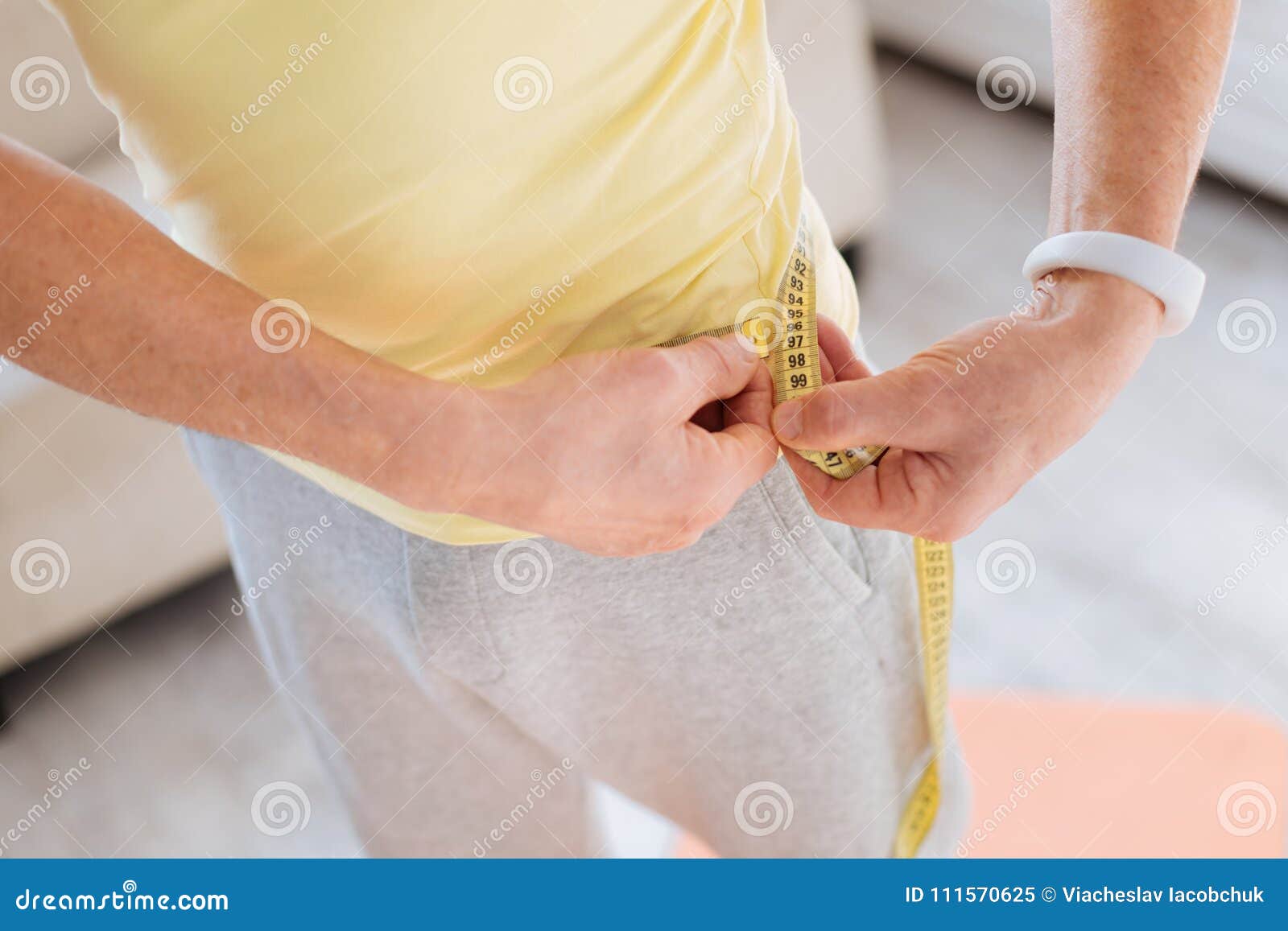 Manos Fuertes Masculinas Que Fijan Progreso Imagen de archivo - Imagen ...