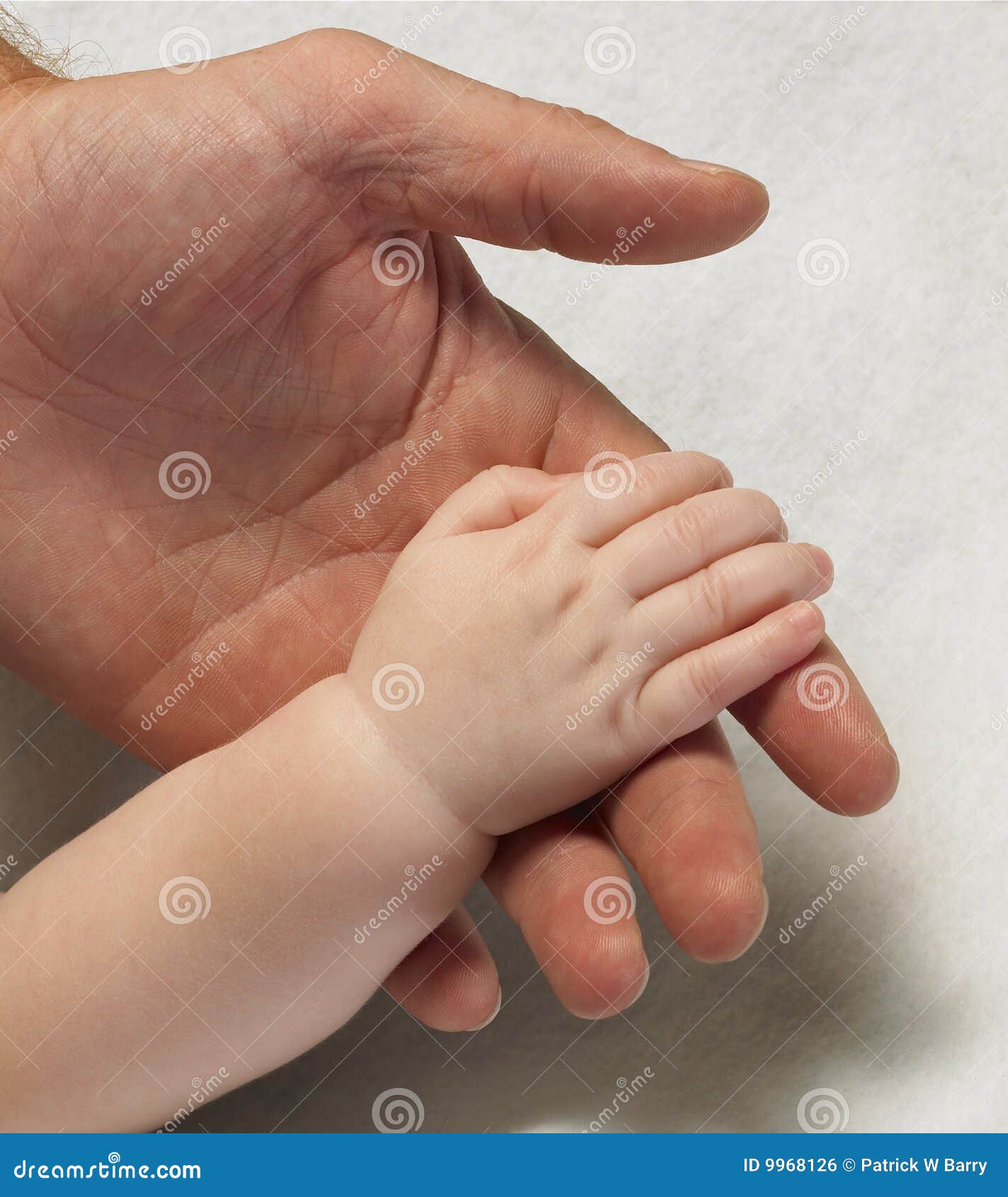 Manos grandes y pequeñas foto de archivo. Imagen de familias - 9968126