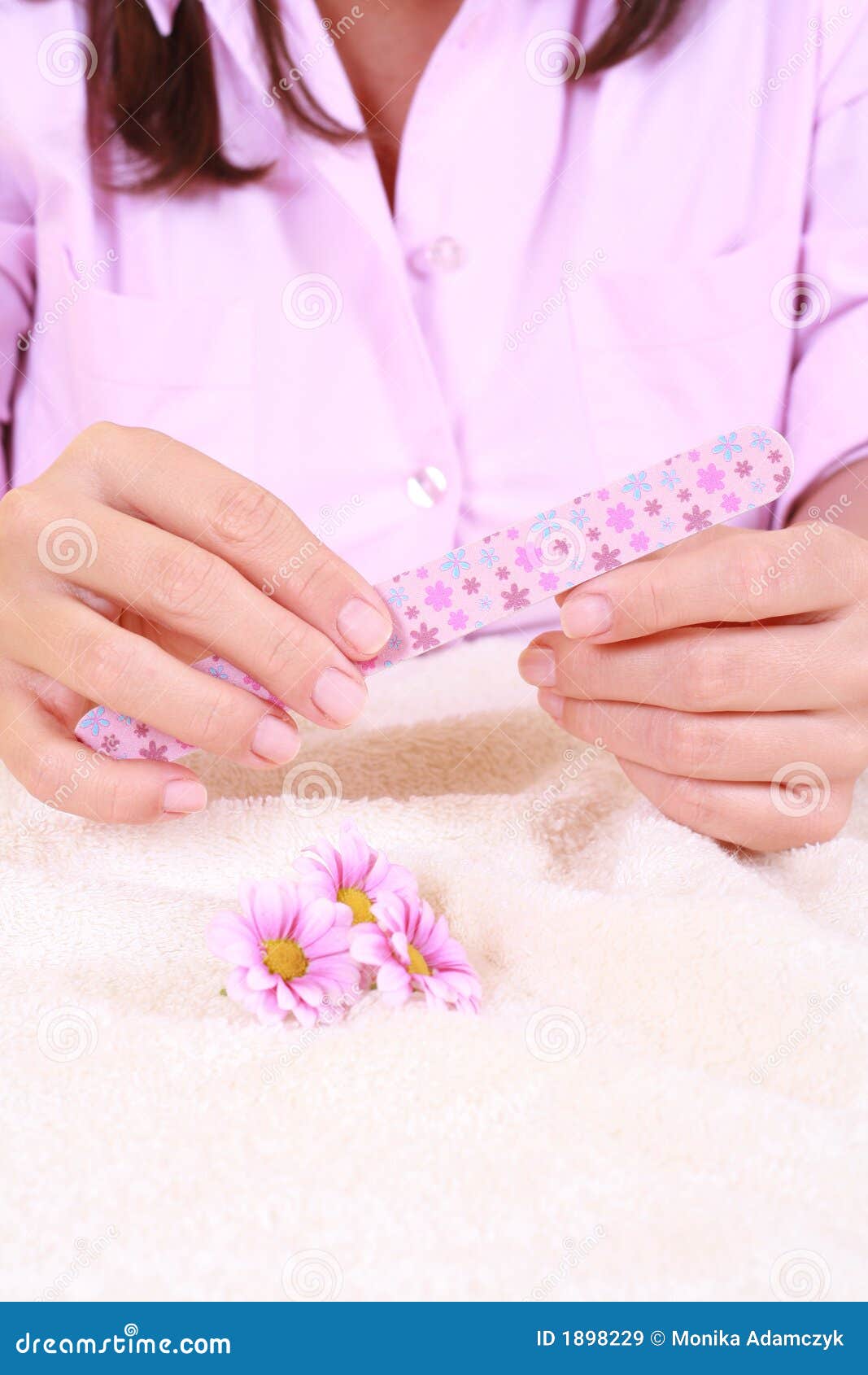 Manos hermosas imagen de archivo. Imagen de aromaterapia - 1898229