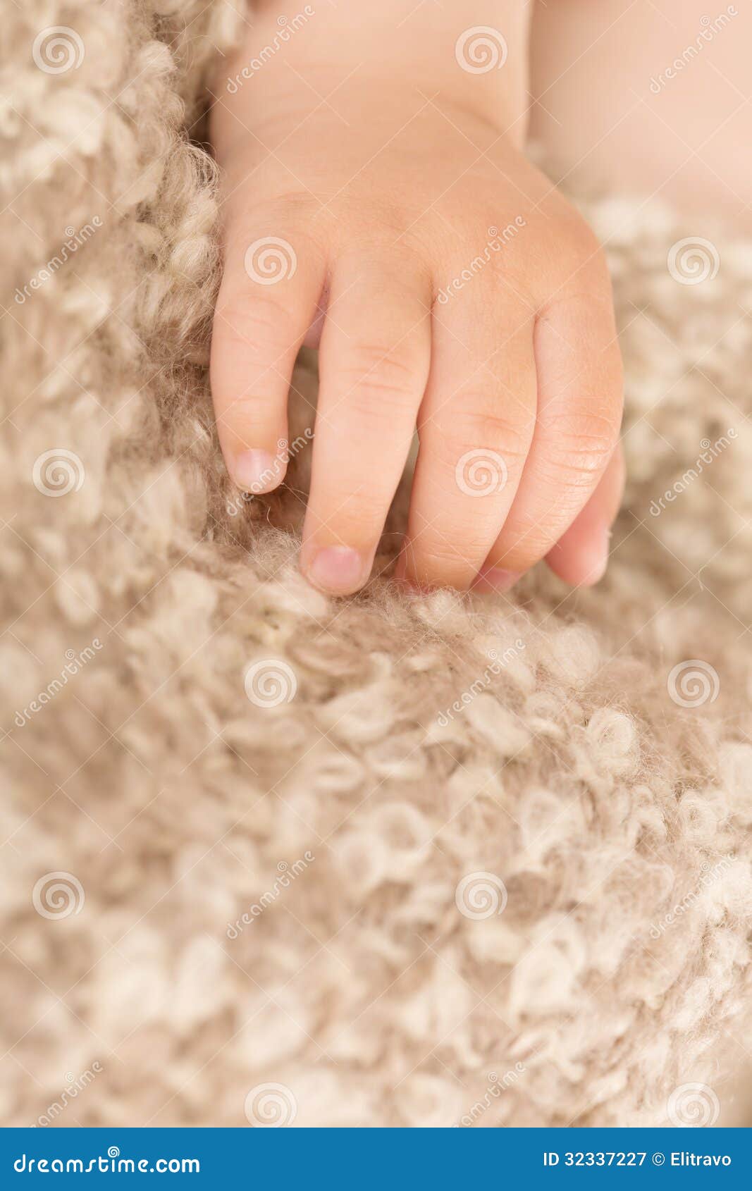 Manos infantiles imagen de archivo. Imagen de cierre - 32337227