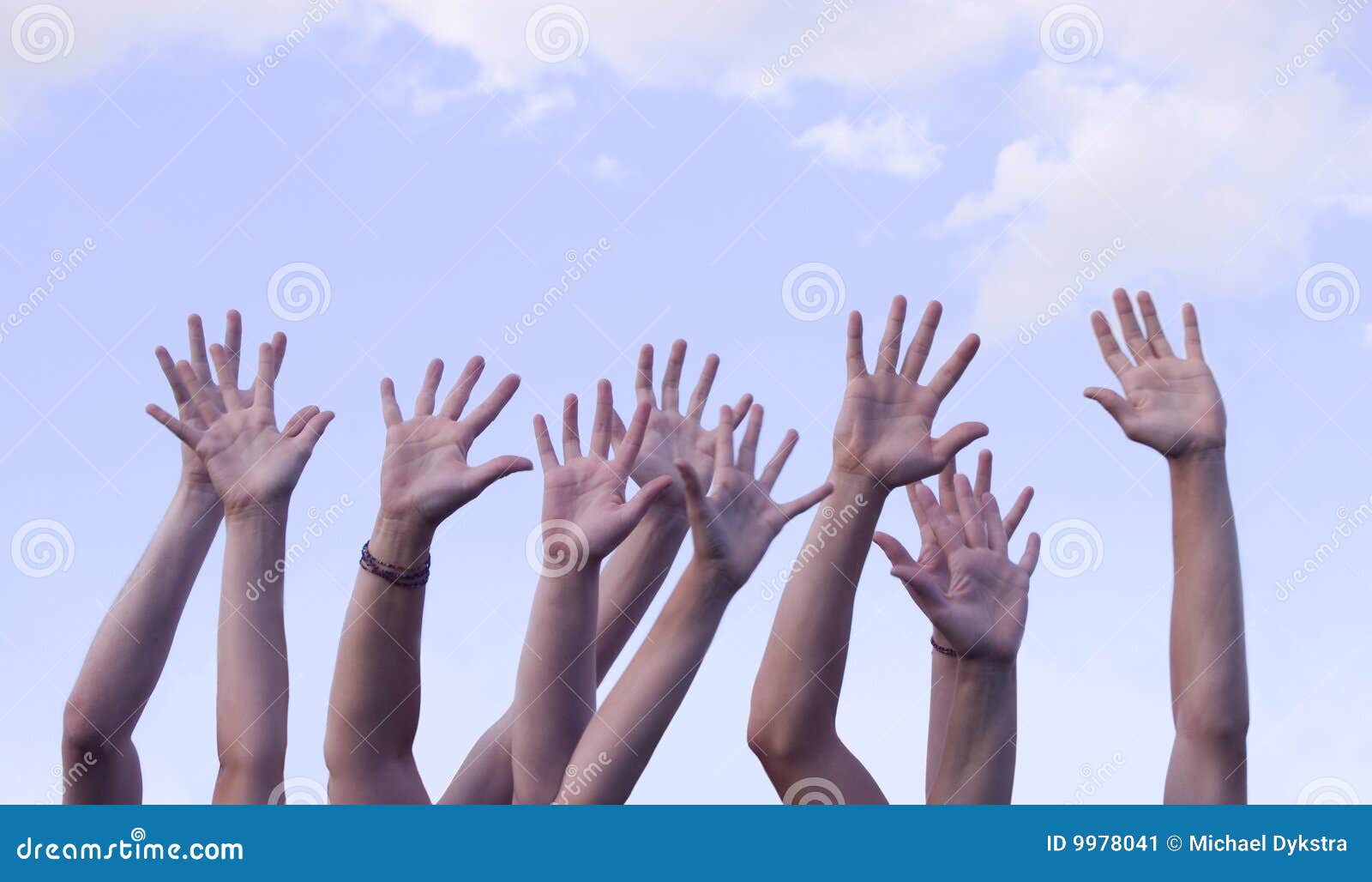 Manos Levantadas En Aire Contra El Cielo Imagen de archivo - Imagen de ...