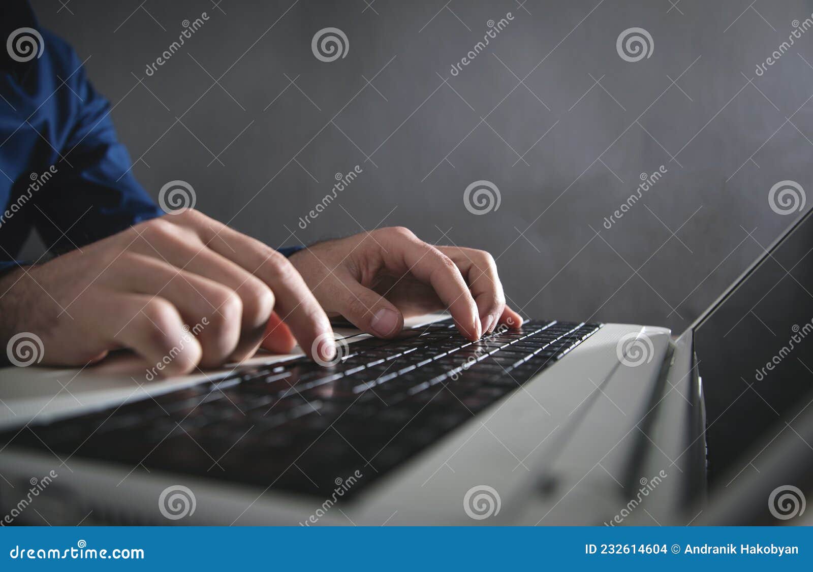 Manos Macho Tecleando En El Teclado Del Equipo Foto de archivo - Imagen ...