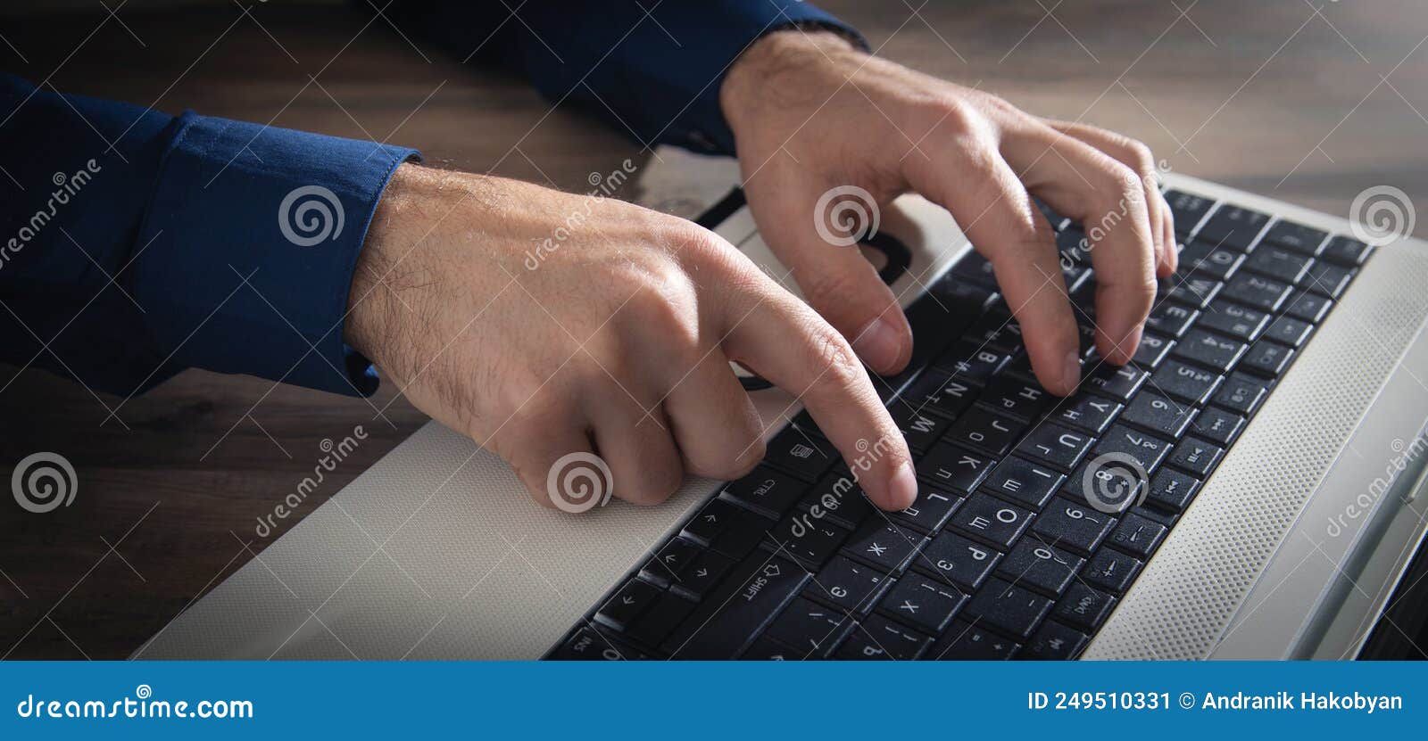 Manos Macho Tecleando En El Teclado Del Equipo Imagen de archivo ...
