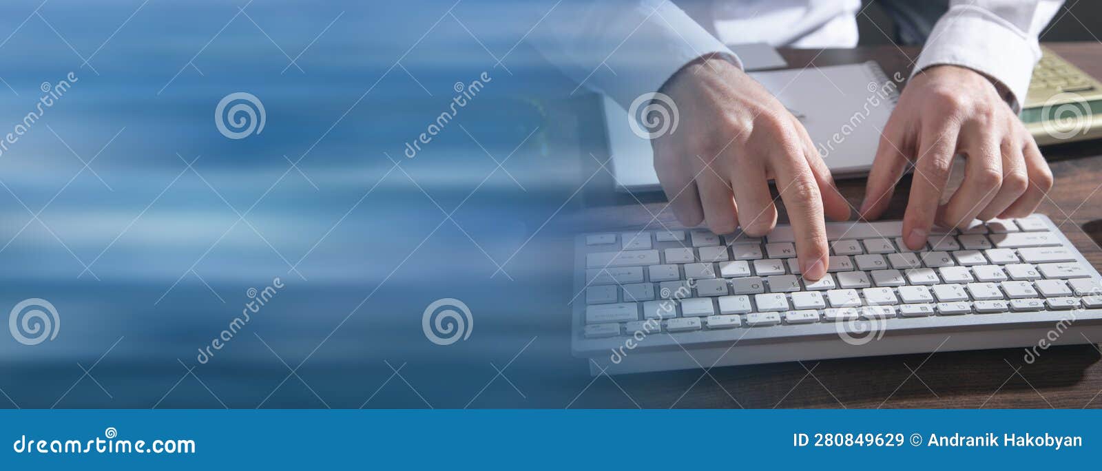 Manos Macho Tecleando En El Teclado Del Equipo Imagen de archivo ...