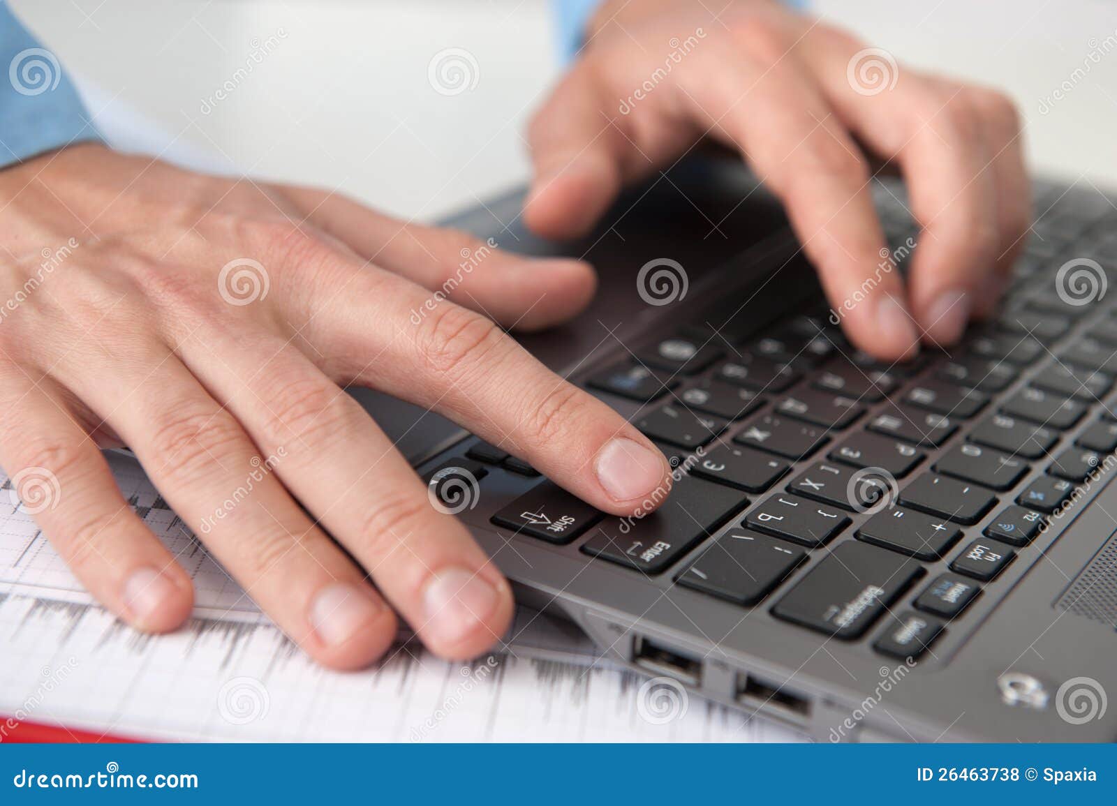 Manos Masculinas Con La Computadora Portátil Foto de archivo - Imagen ...