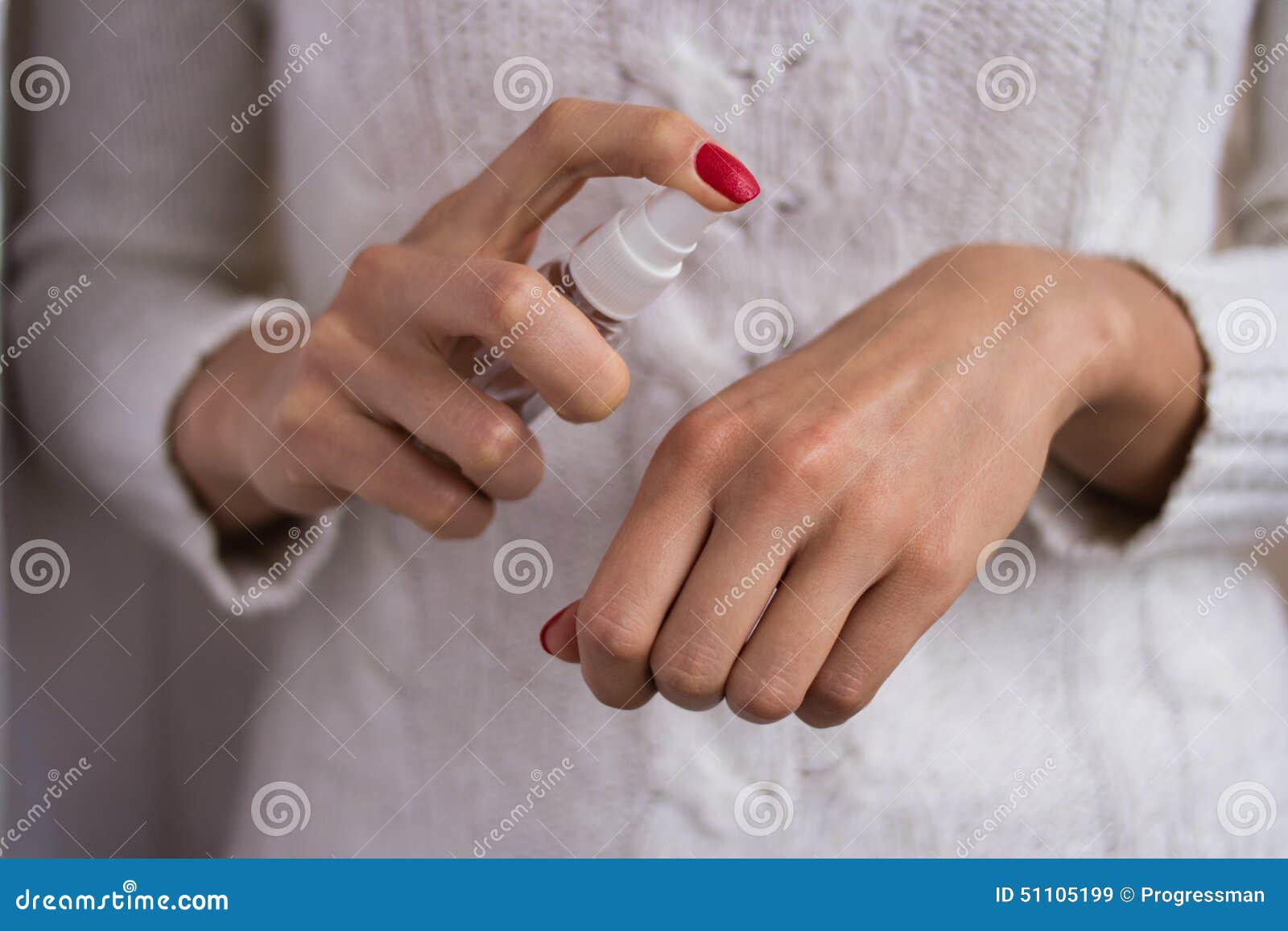 Manos Para Aplicar El Espray Imagen de archivo - Imagen de mano ...