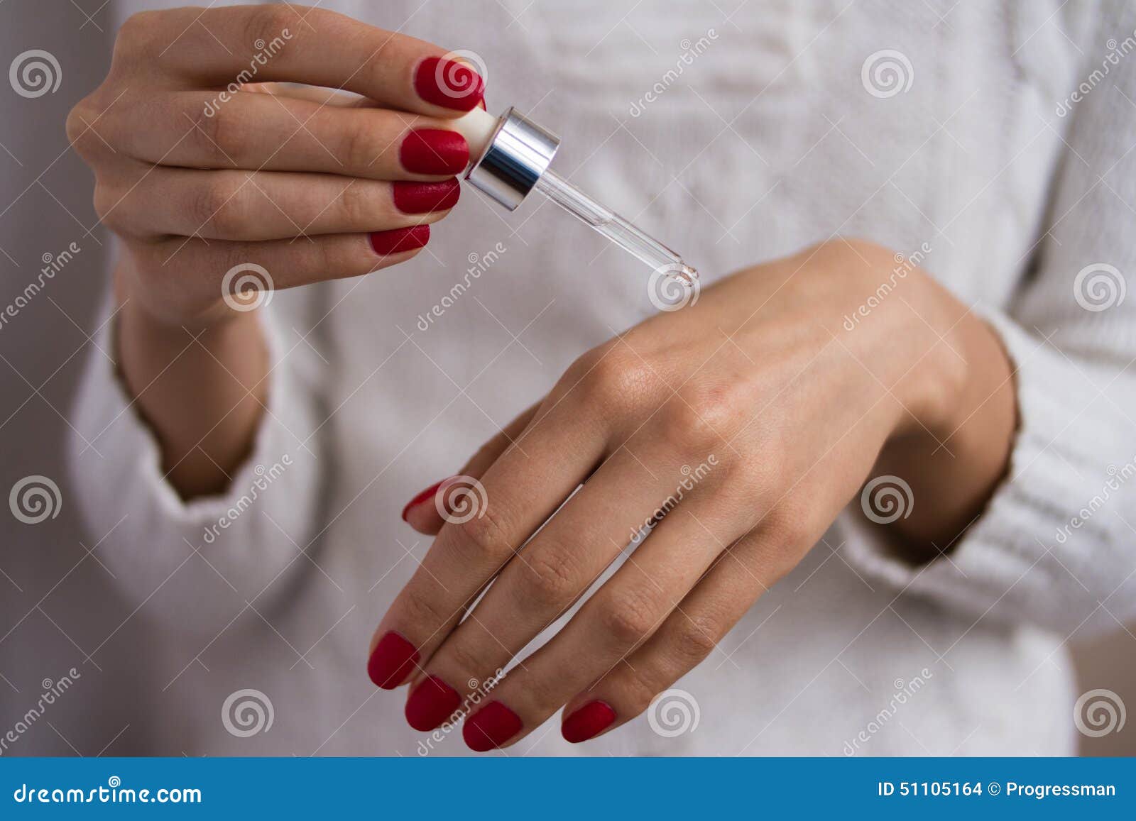 Manos Para Aplicar El Suero Foto de archivo - Imagen de nana, salud ...