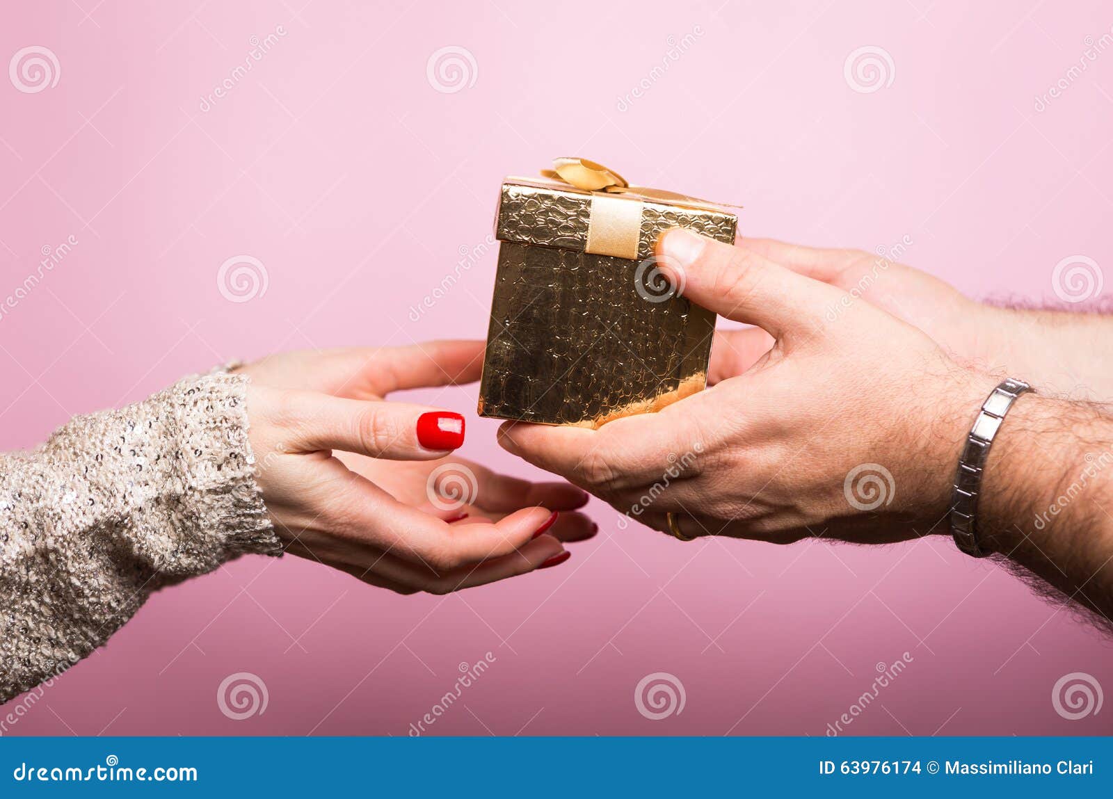 Manos Que Dan Y Que Reciben Un Presente Foto de archivo - Imagen de ...