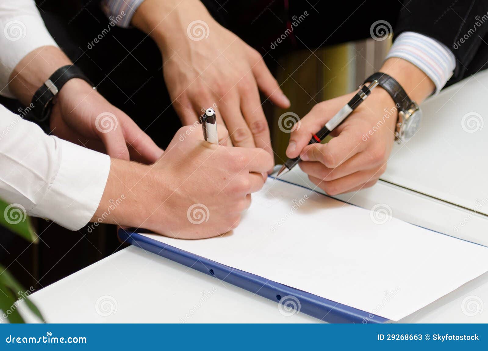 Manos Que Firman Un Documento Fotos De Stock - Descarga 131 Fotos ...