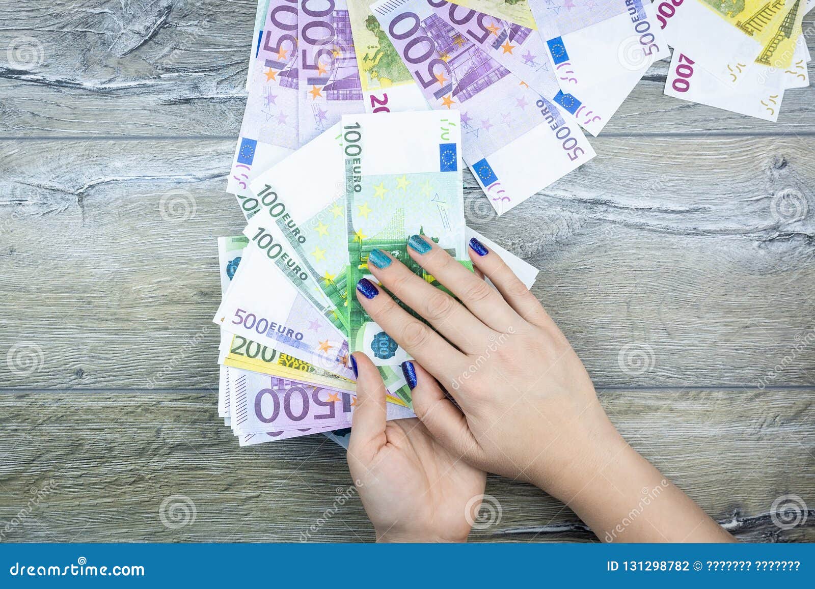 Manos Que Llevan a Cabo Euro Foto de archivo - Imagen de efectivo ...