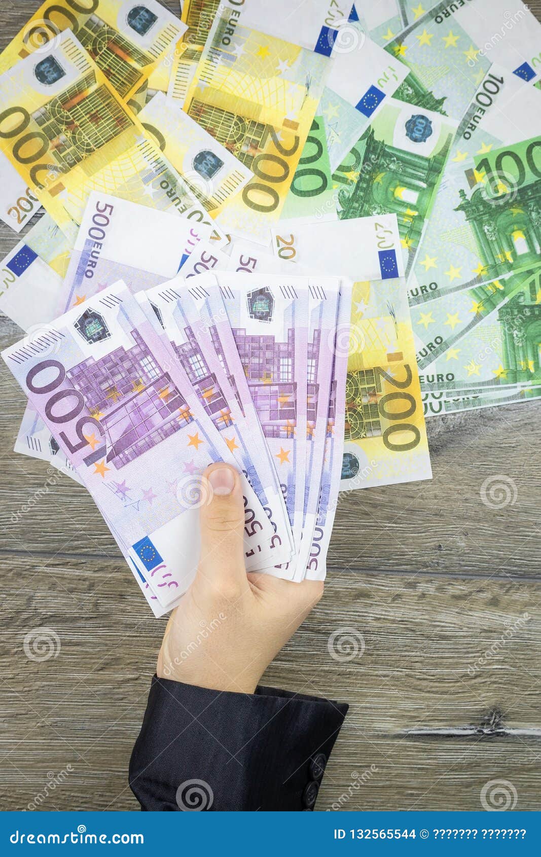 Manos Que Llevan a Cabo Euro Foto de archivo - Imagen de manos, cuenta ...