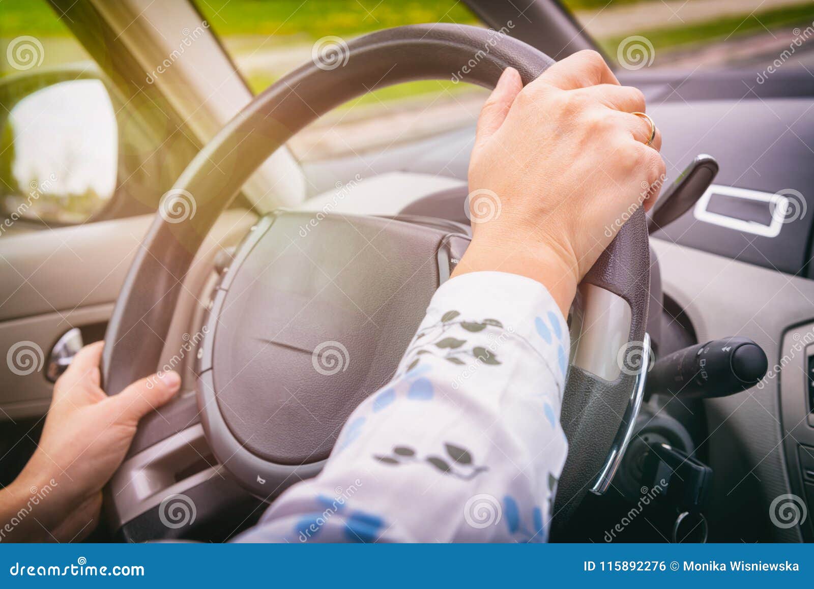 Manos Que Sostienen El Volante Foto de archivo - Imagen de control ...