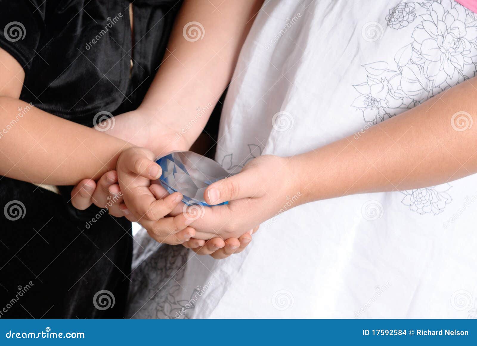 Manos Que Sostienen La Gema Foto de archivo - Imagen de amistad, primer ...