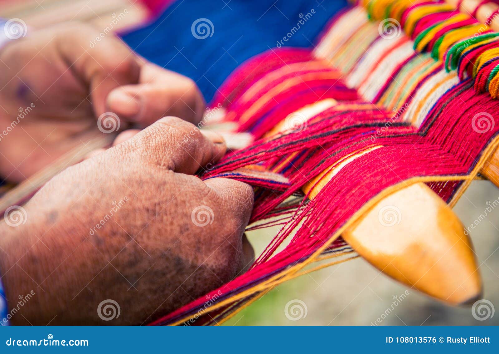 Manos Que Tejen Chinchero Combinado Tradicional Foto de archivo ...