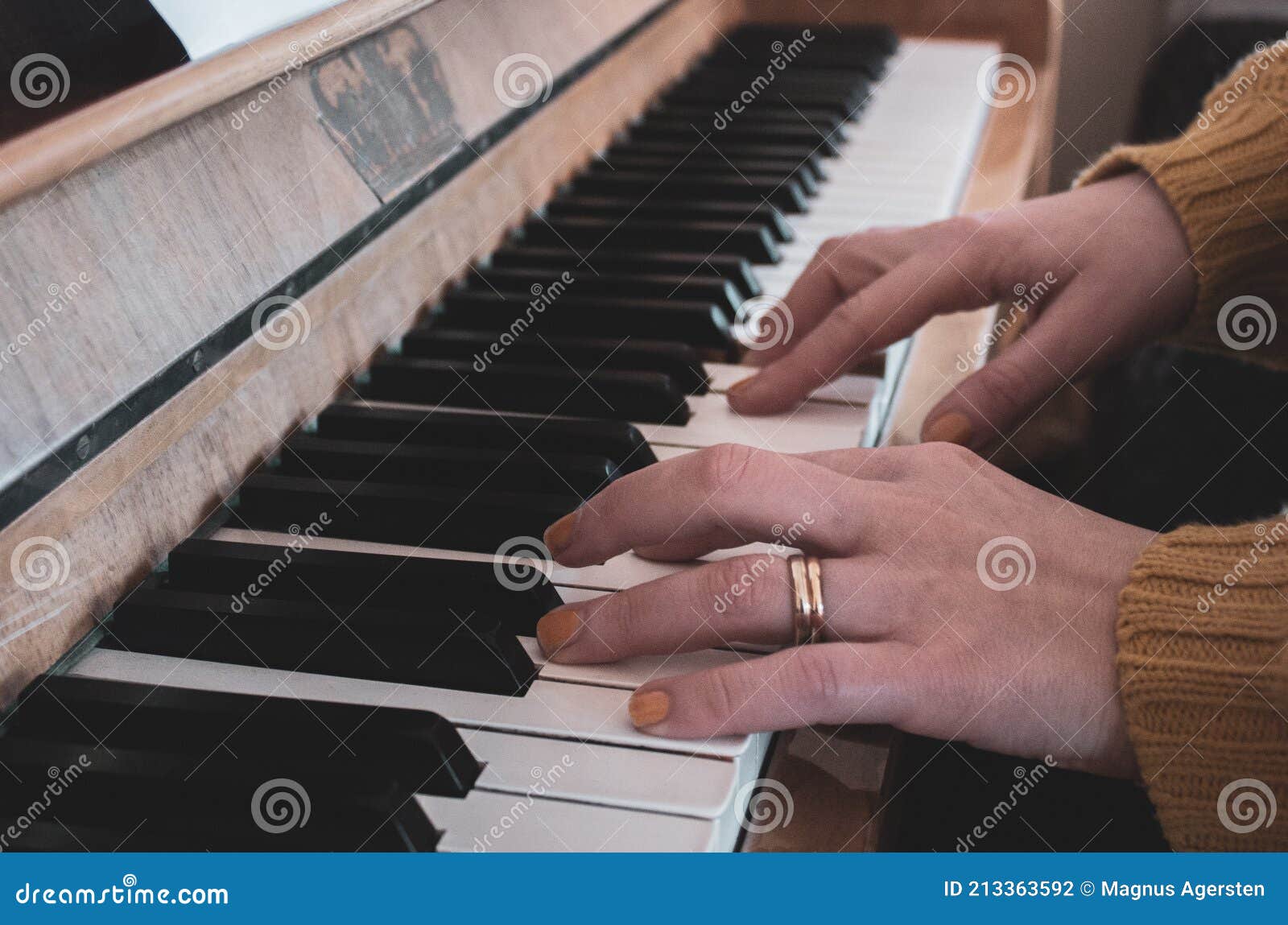 Manos tocando el piano foto de archivo. Imagen de jazz - 213363592