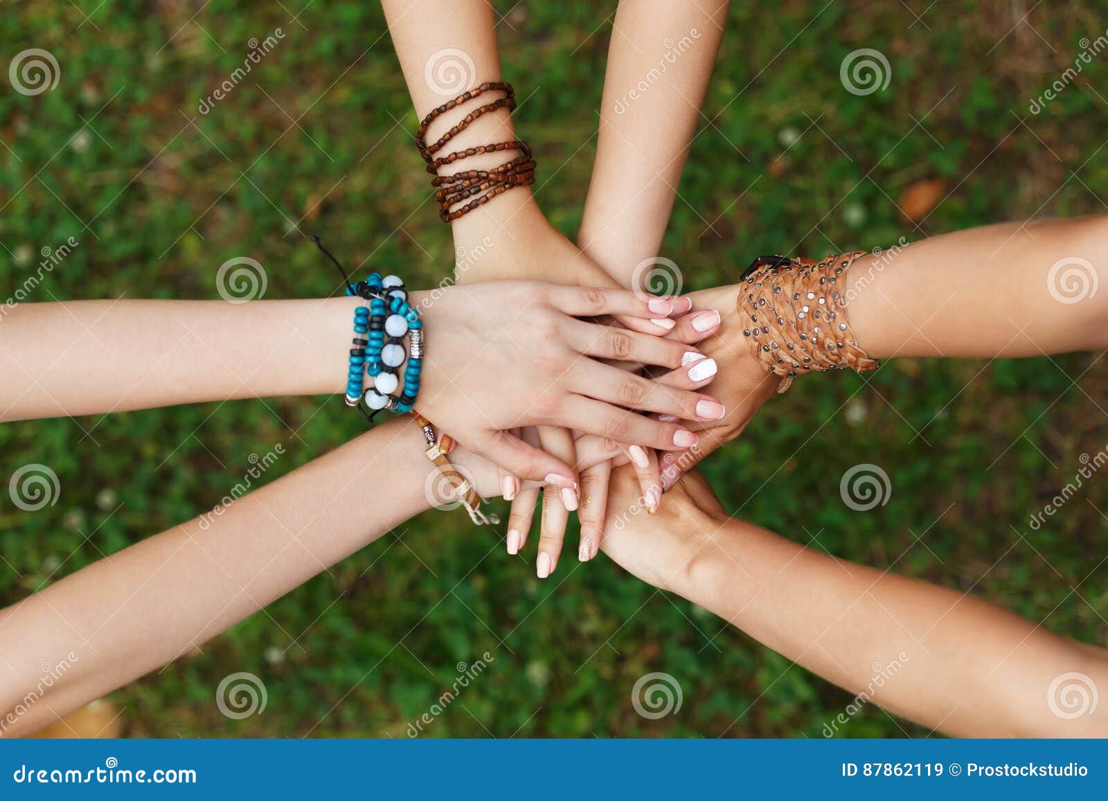 Manos Unidas De Las Novias Primer, Chicas Jóvenes En Pulseras Del Boho ... Manos Unidas De Las Novias Primer, Chicas Jóvenes En Pulseras Del Boho ...