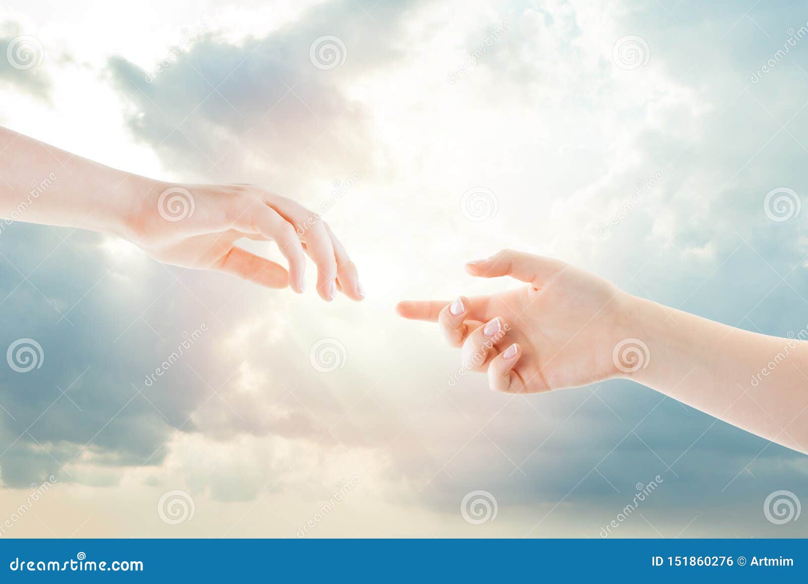 Manos Y Cielo Ayudando, Dando Y Tomando a La Mano Foto de archivo ...