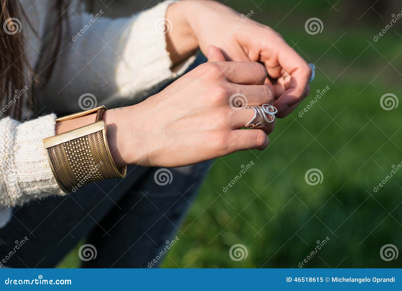 Manos y joya imagen de archivo. Imagen de joyas, mecanismo - 46518615