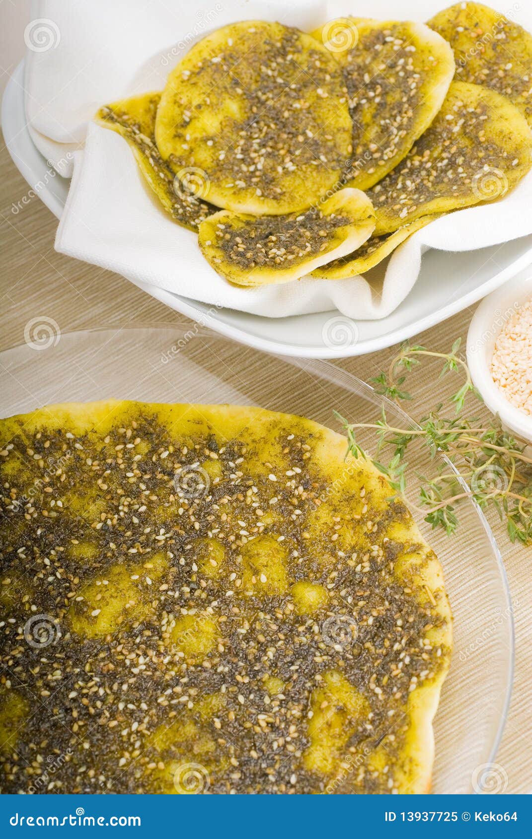 Manouche Ou Manoushe Libanais Image stock - Image du vert, thym: 13937725