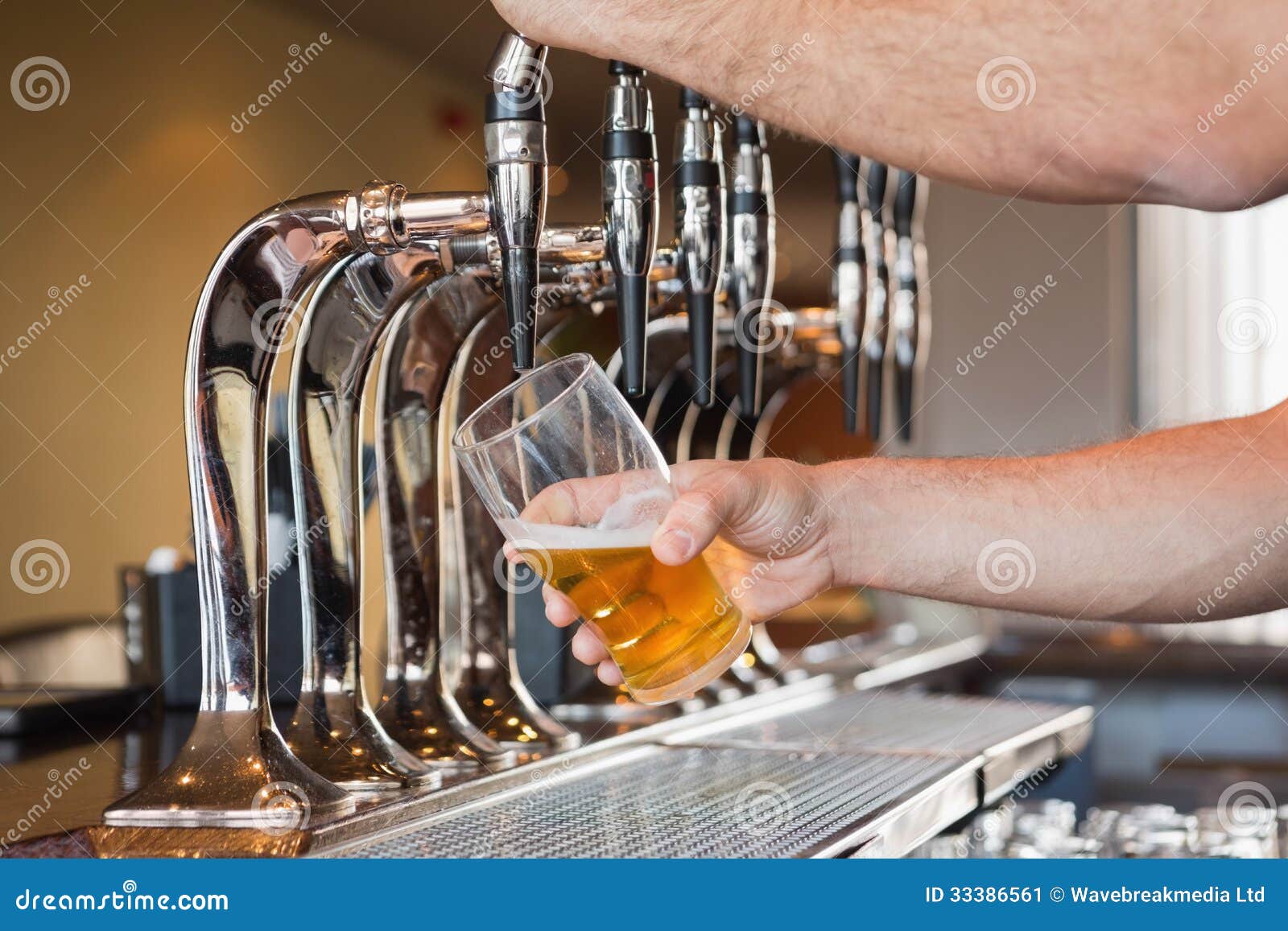 Mans hand pouring beer stock image. Image of filling - 33386561