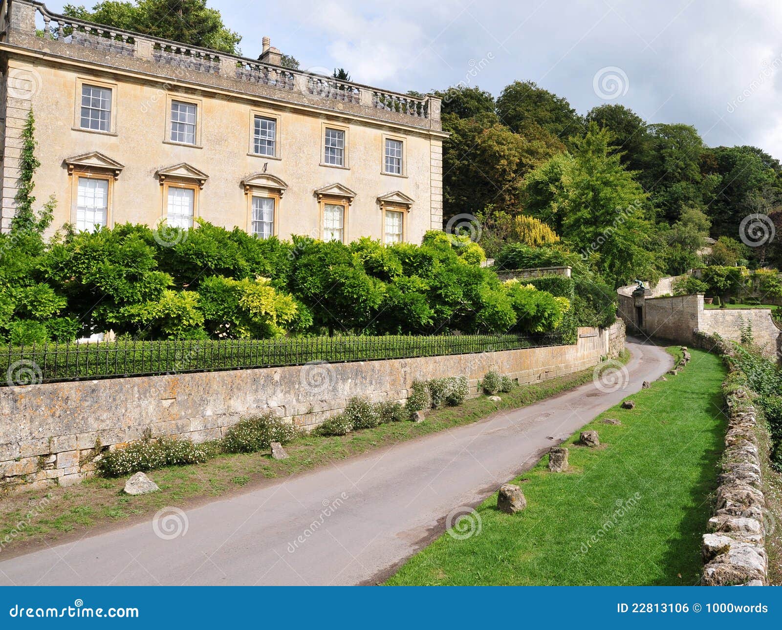 Mansión inglesa foto de archivo. Imagen de grande, ajardinado - 22813106