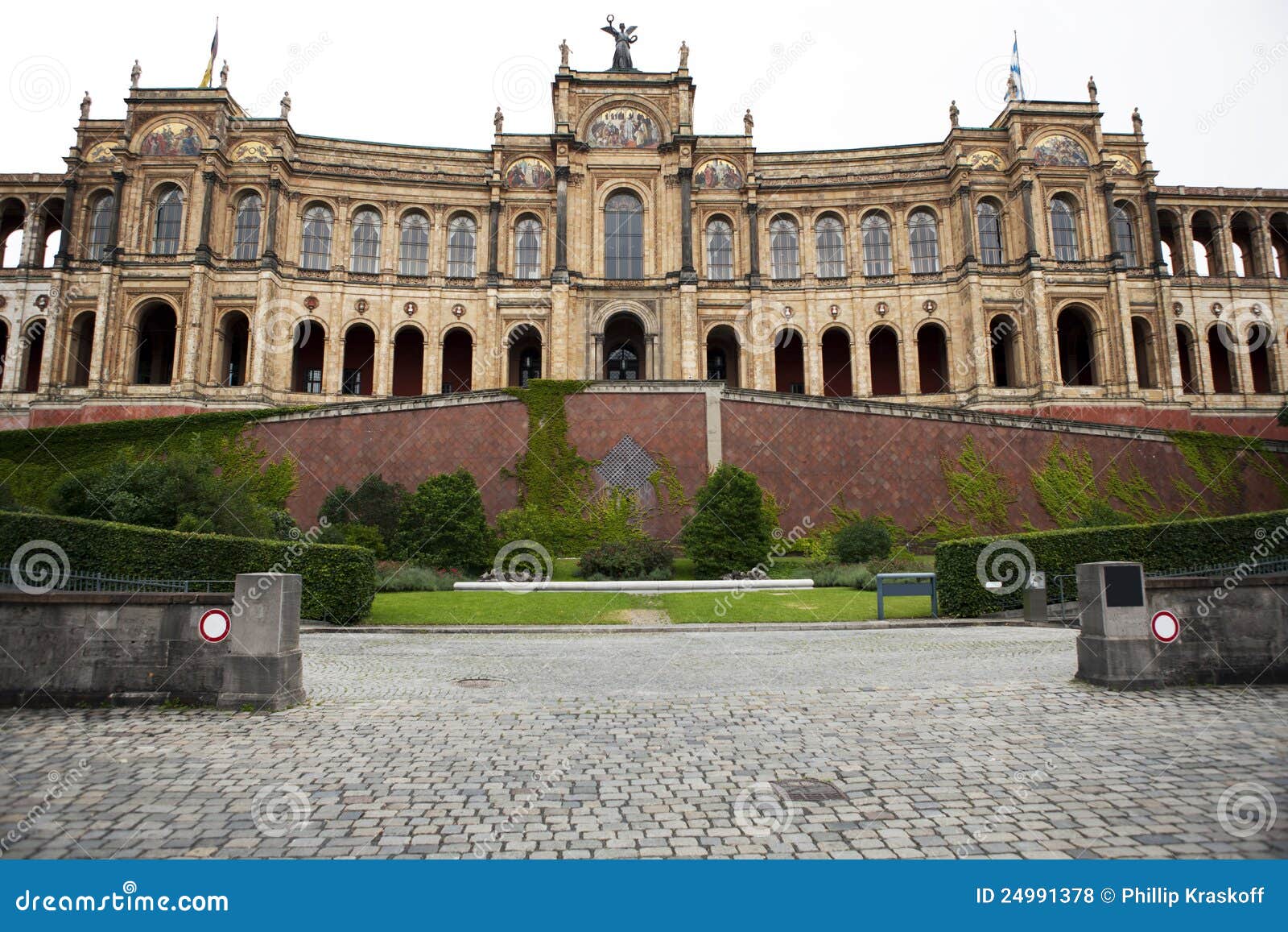 Mansion in Munich, Germany stock photo. Image of pavement - 24991378