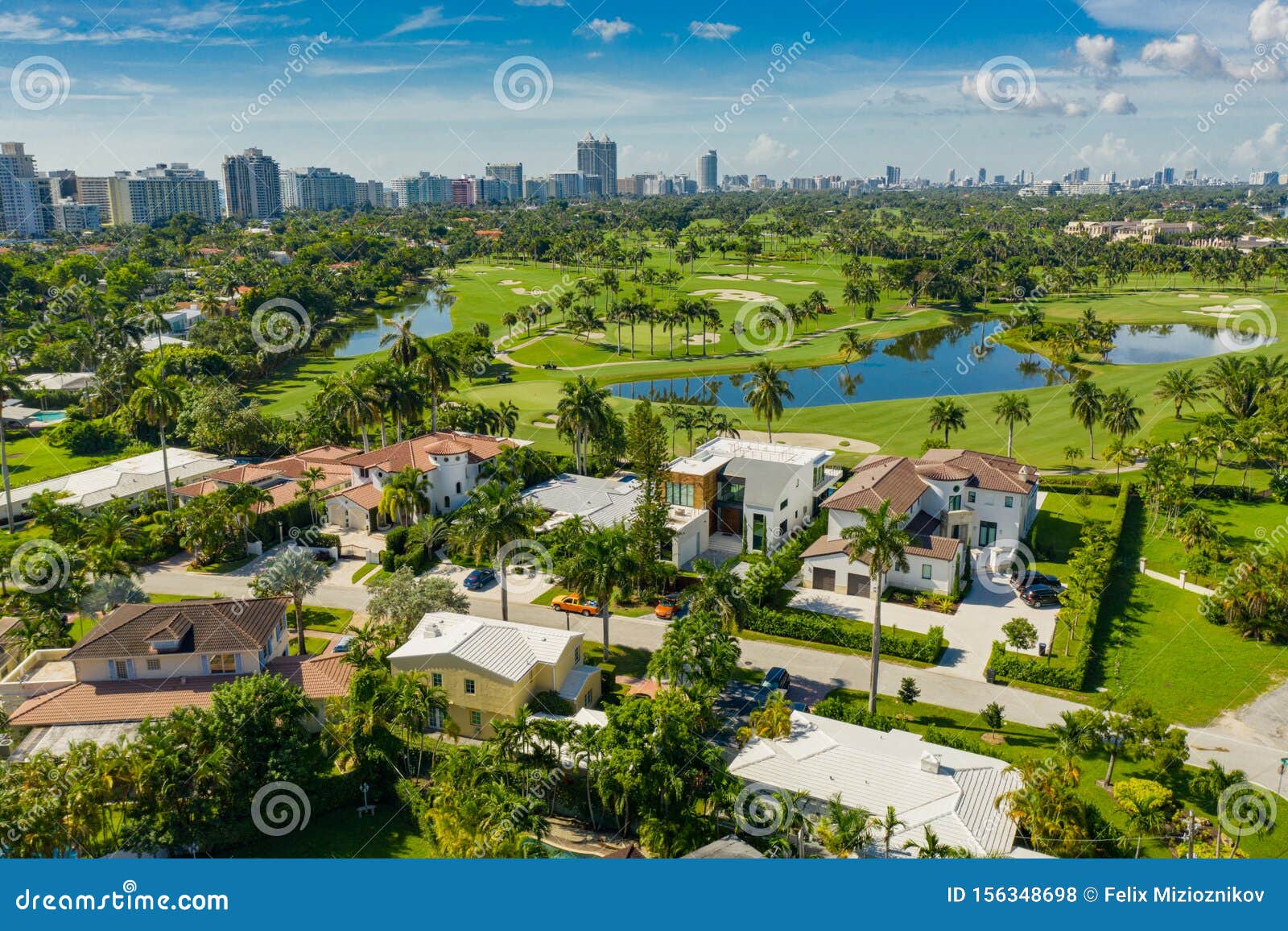 Mansiones Miami Beach De Lujo En El Campo De Golf Foto de archivo ...