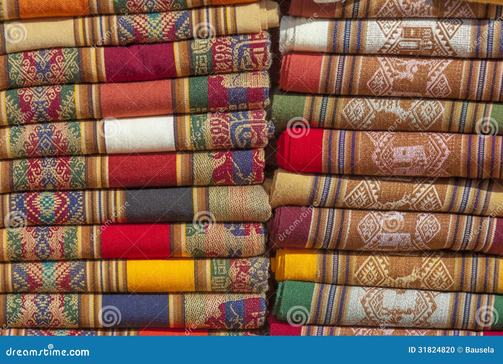Mantas de colores andinos. foto de archivo. Imagen de adornado - 31824820