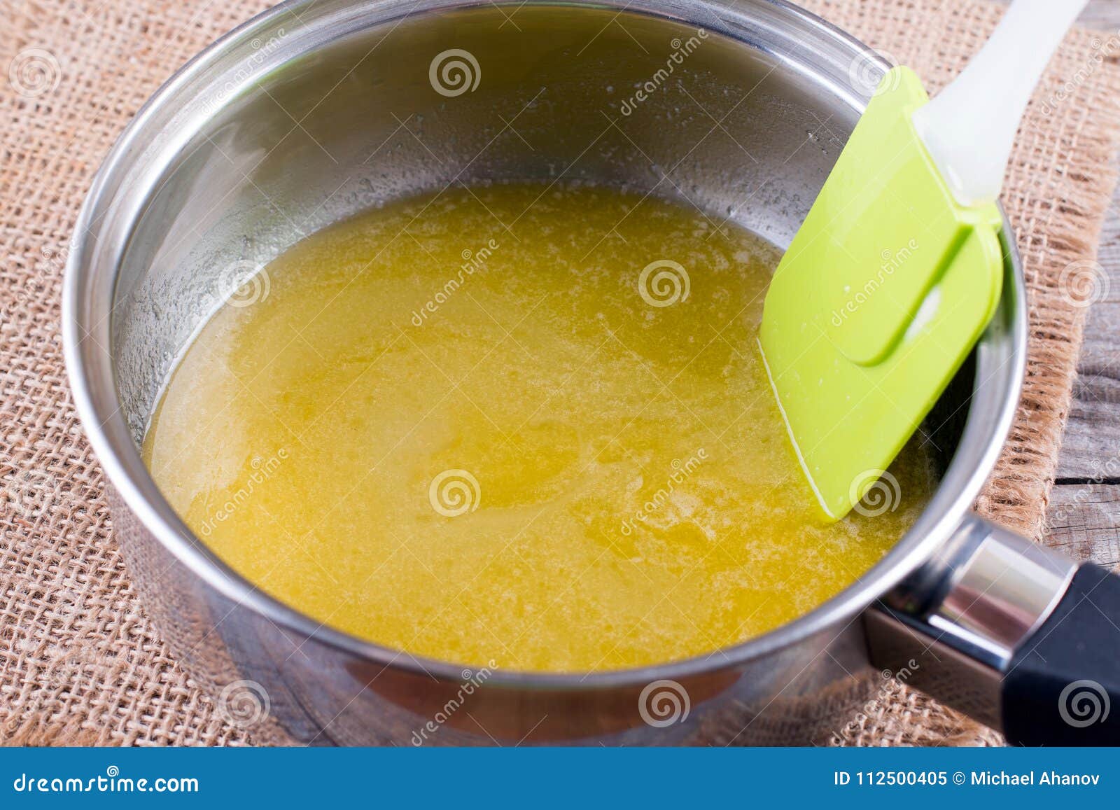 Mantequilla Derretida En Un Cazo Imagen de archivo - Imagen de alimento ...