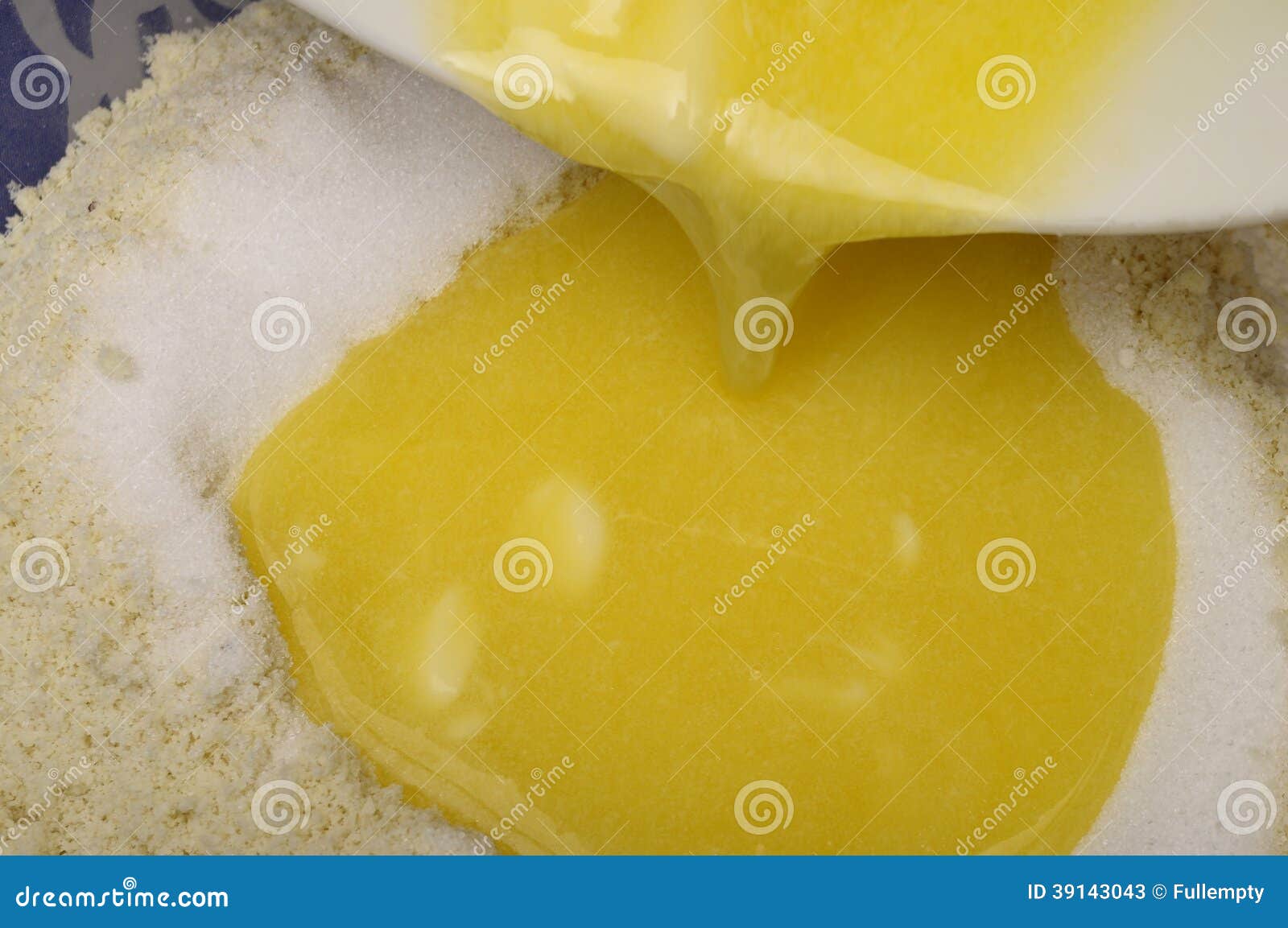 Mantequilla Derretida Vertida En La Harina Imagen de archivo - Imagen ...