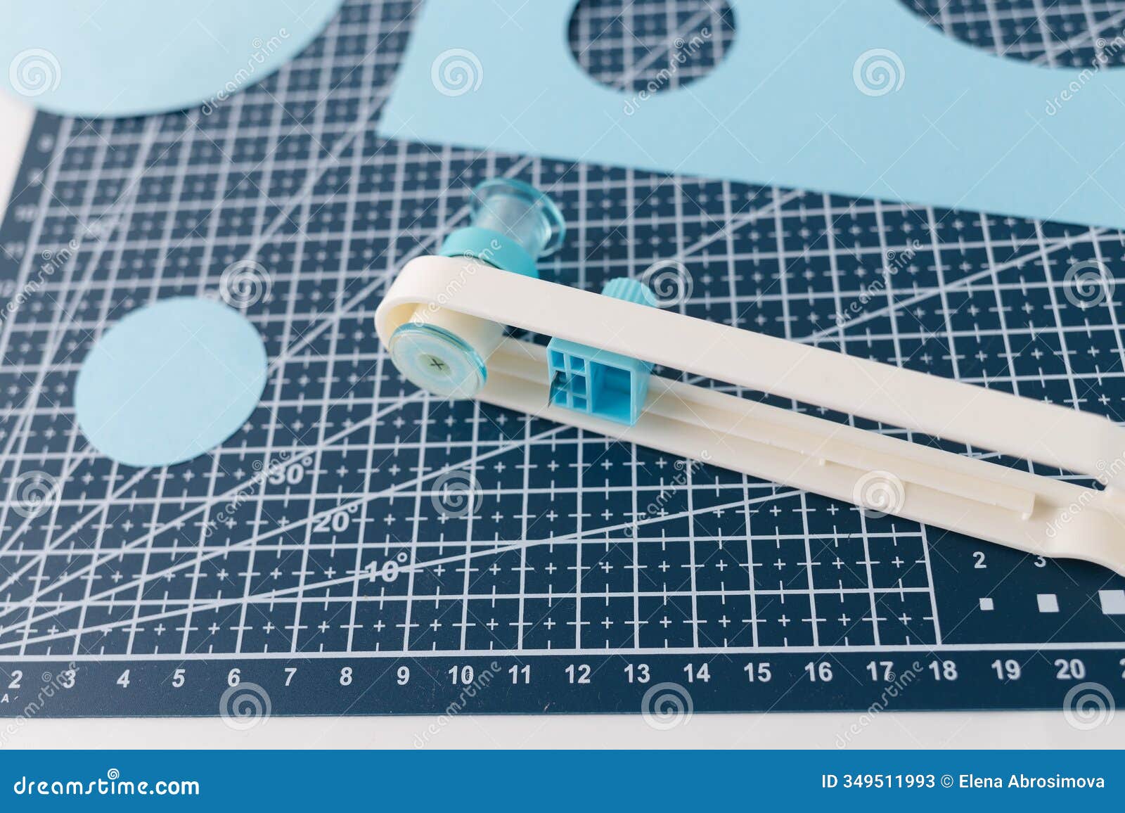 Manual Circle Cutter Tool with Measurements in Centimeters, Allowing ...