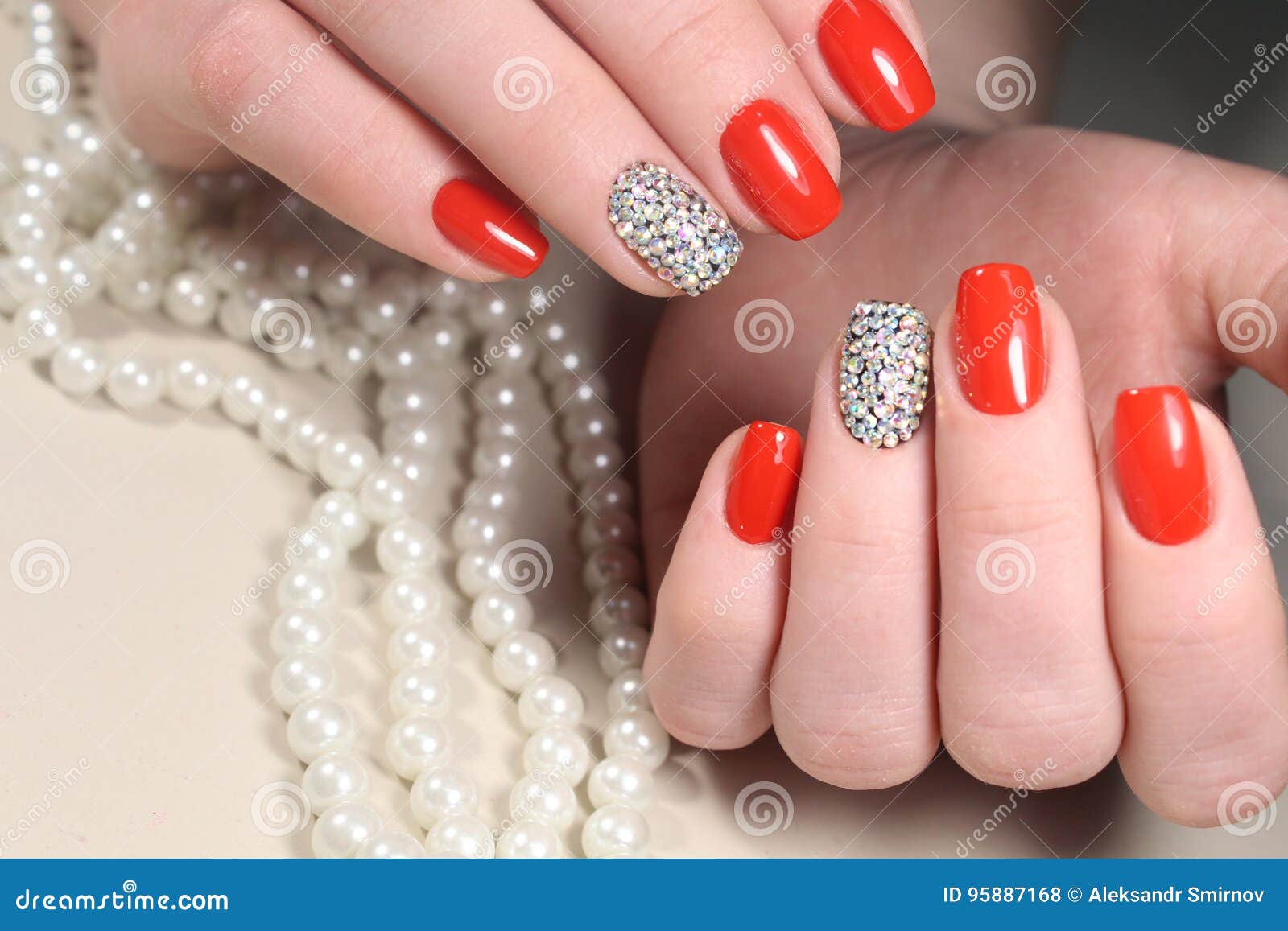 Manucure Rouge Lumineuse Avec Des Pois Photo stock - Image du cuticule ...