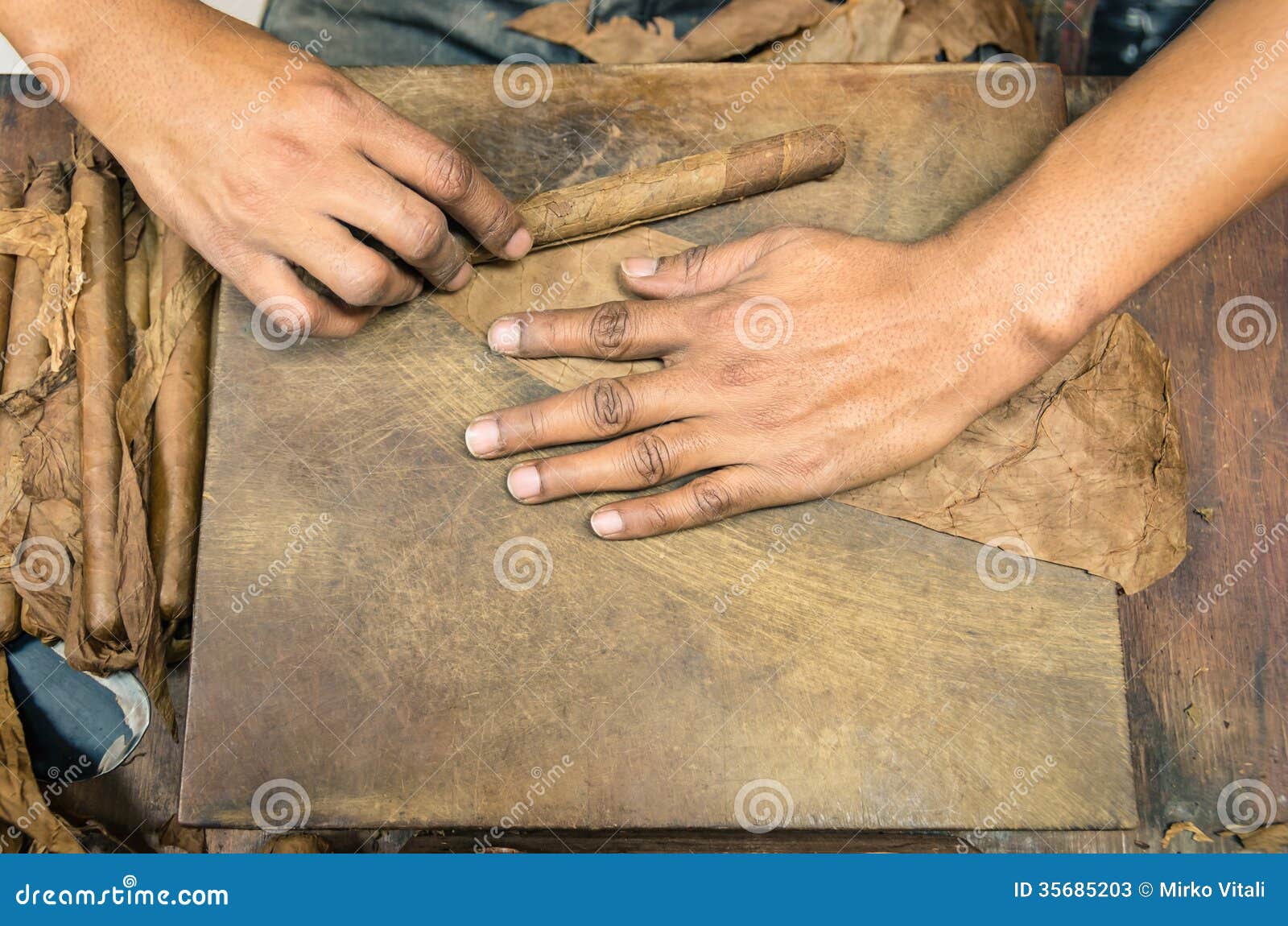 Manuelle Produktion Von Zigarren - Livevorbereitung Stockbild - Bild ...